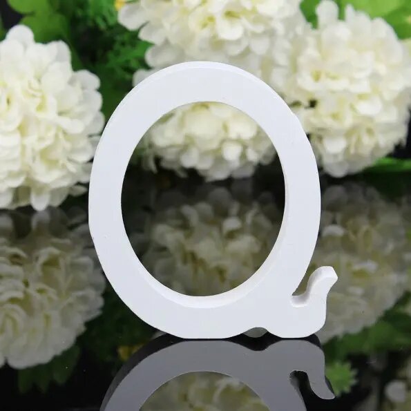 Белая деревянная буква Q