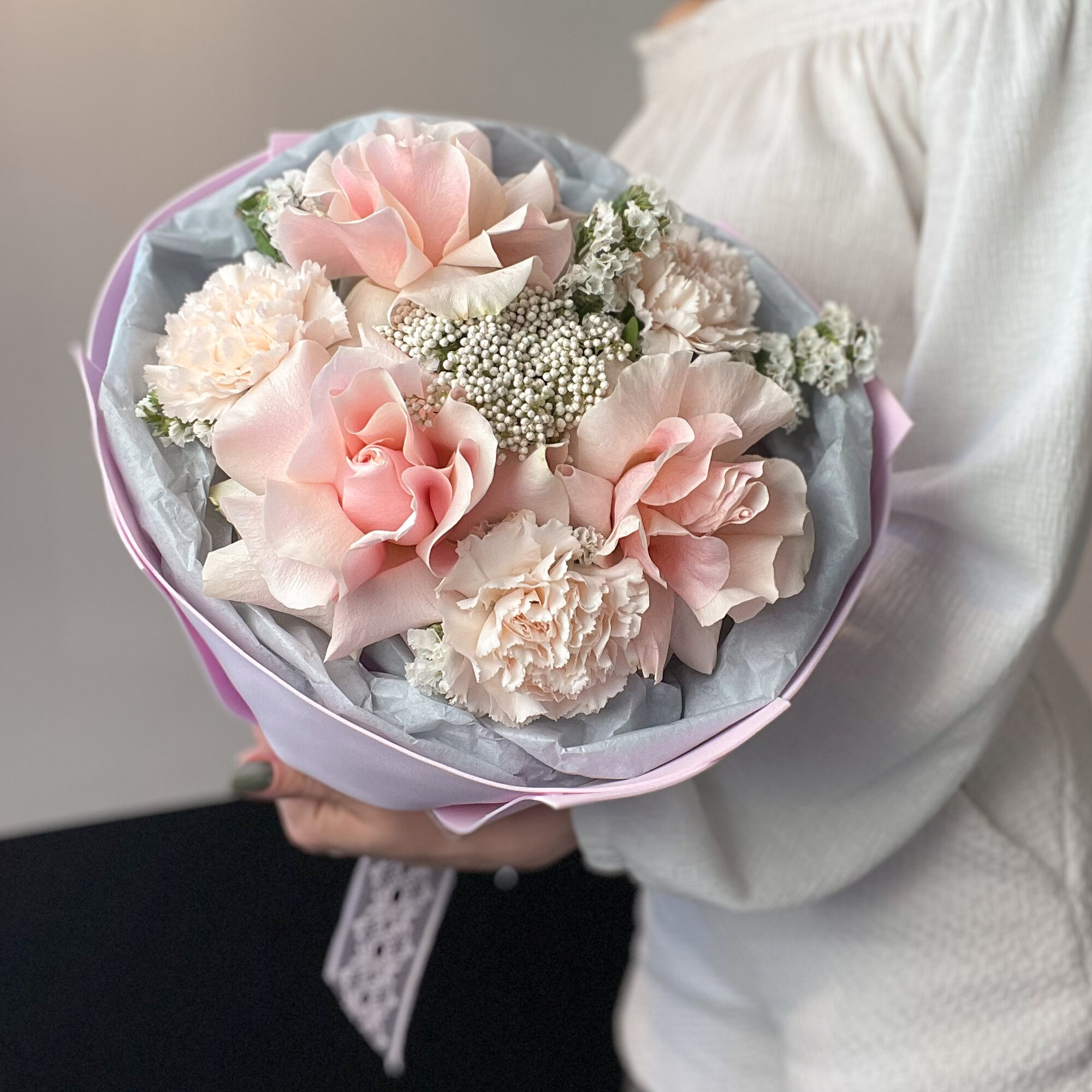 Букет с французскими розами, диантусами, статцией и озотамнусом в мягкой упаковке