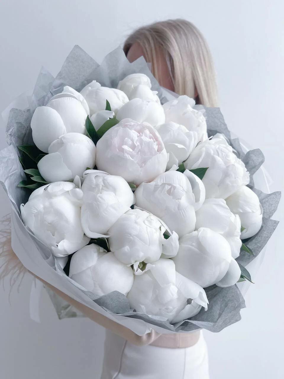 Монобукет из ароматных белых пионов пончиков 19 шт. от FlowersGo