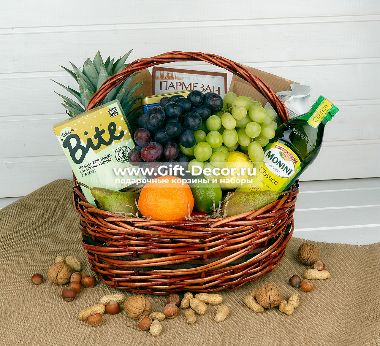 Корзина с фруктами и ананасом с доставкой