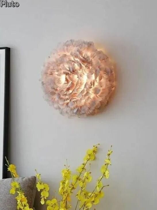 Настенный светильник из перьев