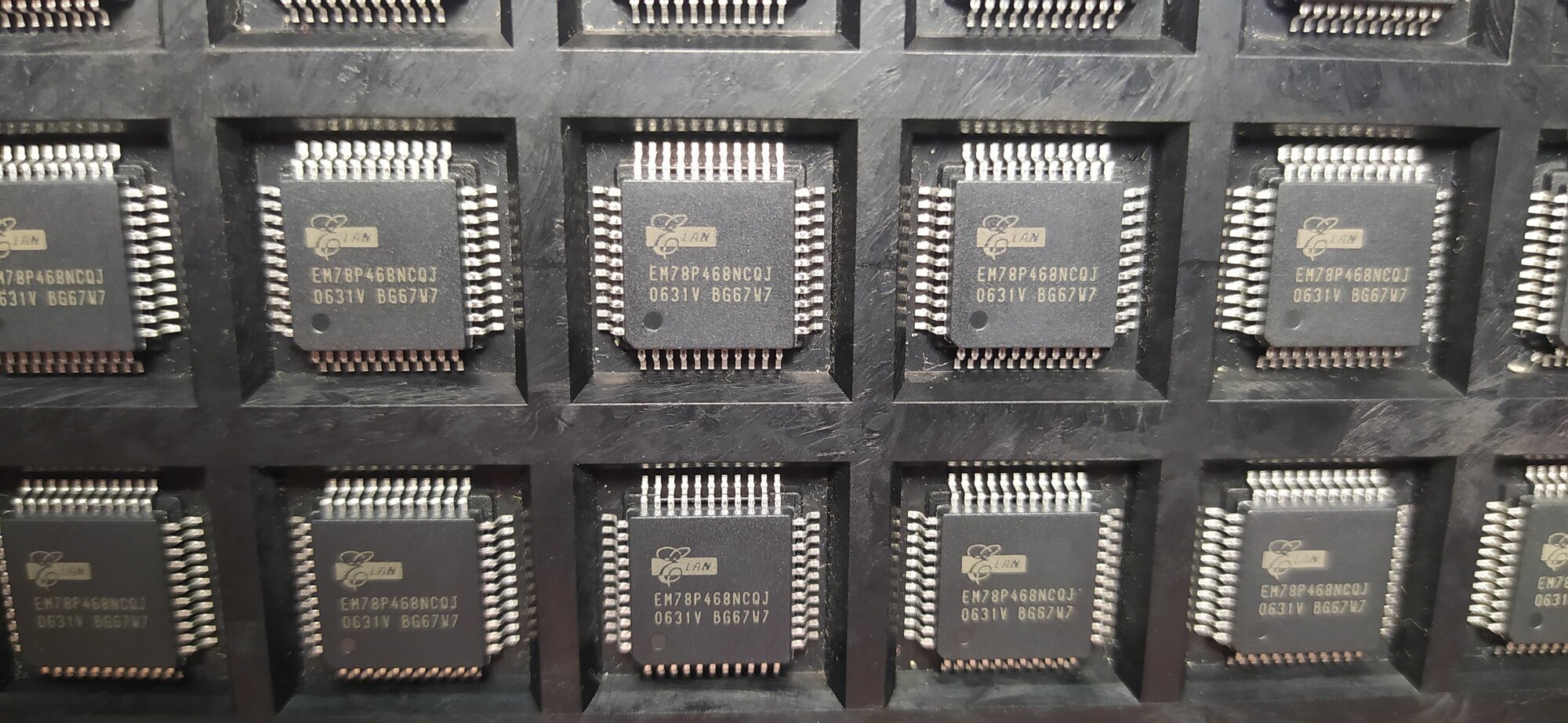 Микросхема EM78P468NCQJ 8-битный микроконтроллер