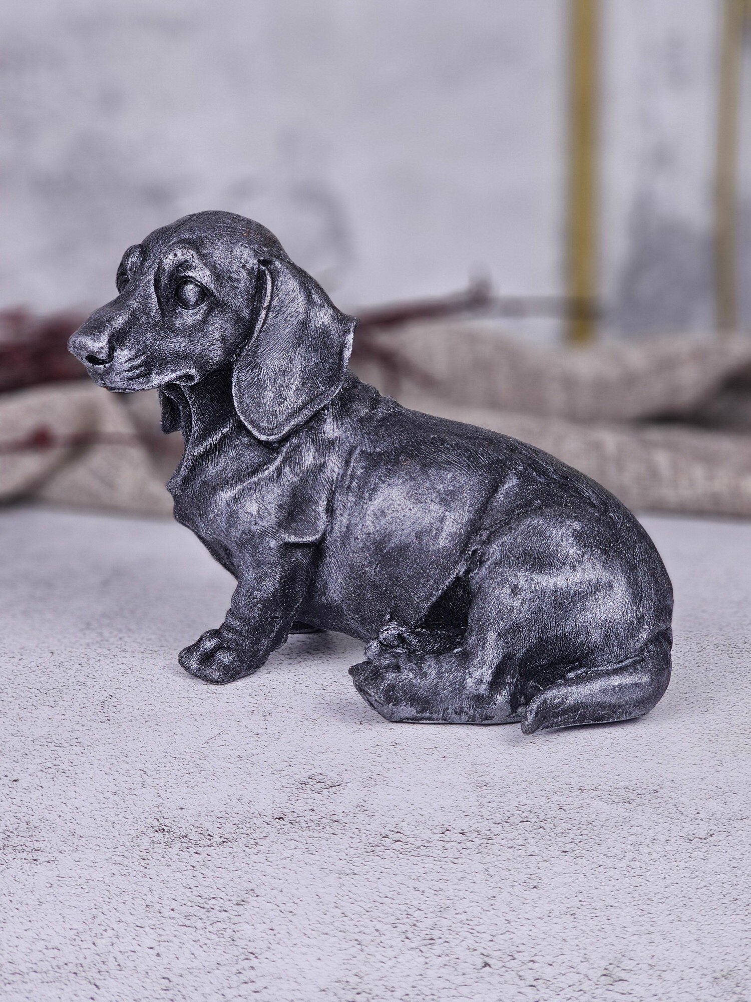 Статуэтка из искусственного камня (полистоуна) Такса серебристая