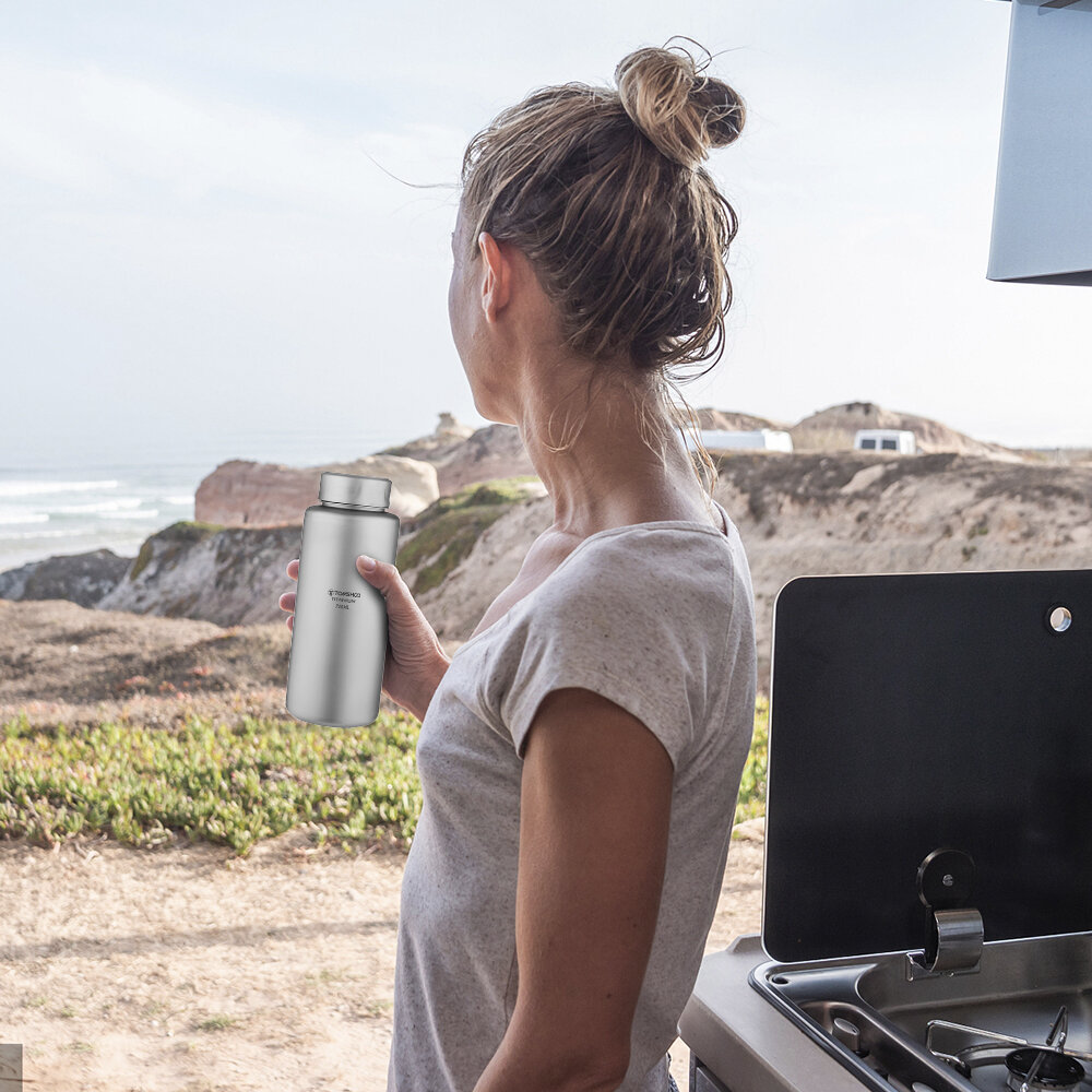 TOMSHOO 1-литровая титановая бутылка для воды, легкая, герметичная, спортивная бутылка с подвесным котелком на 750 мл для активного отдыха, кемпинга, пеших походов и треккинга.