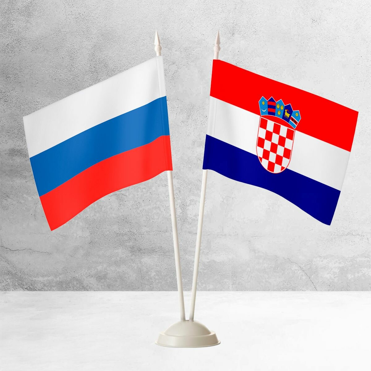 Настольные флаги России и Хорватии на пластиковой белой подставке