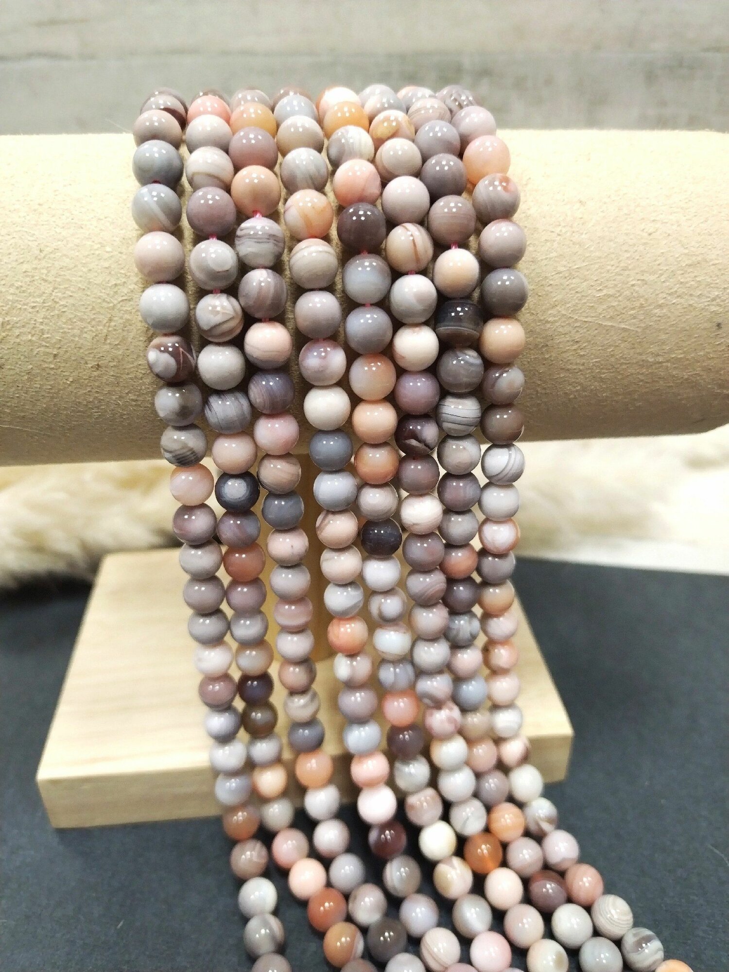 Бусины из натурального камня Агат Ботсвана розовый шар гладкий 6 - 6,5 мм (нить 19 см), Suntrim