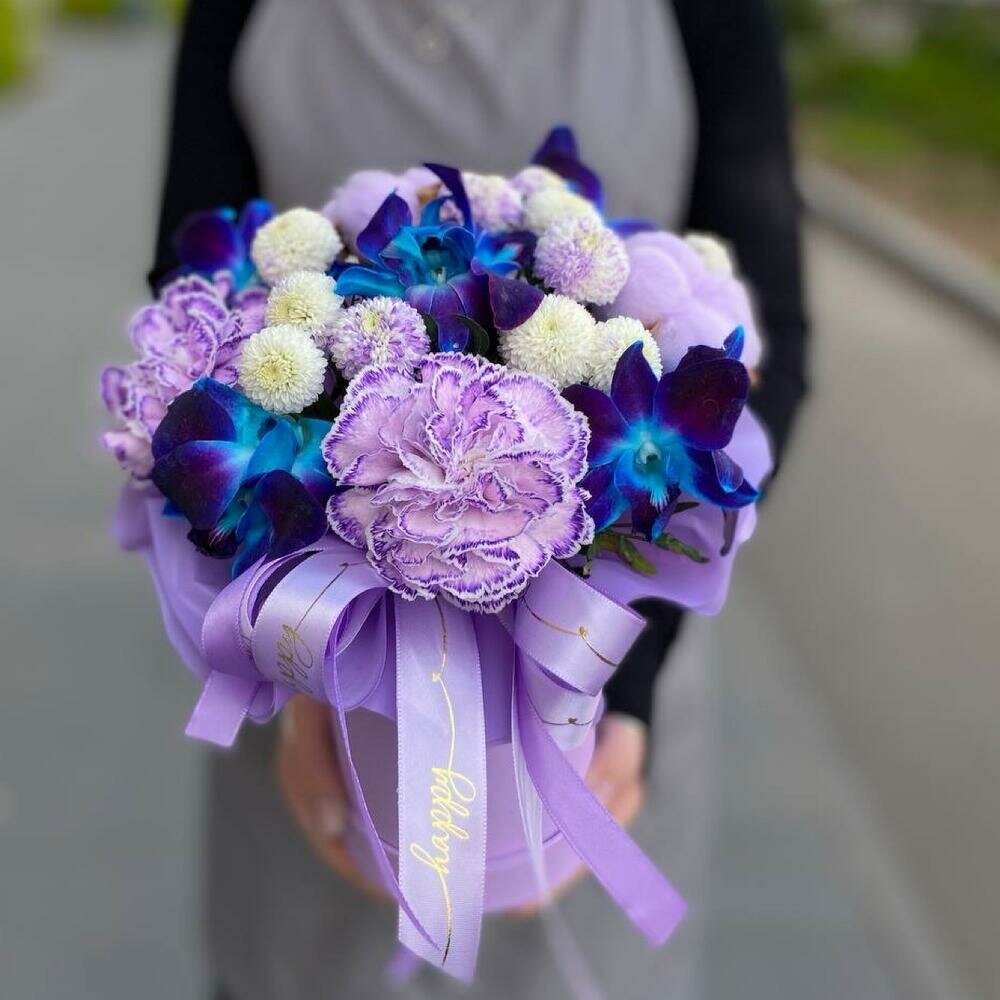 Композиция из космических орхидей, лавандовых диантусов и хризантем в коробке - ROMAN ROSE