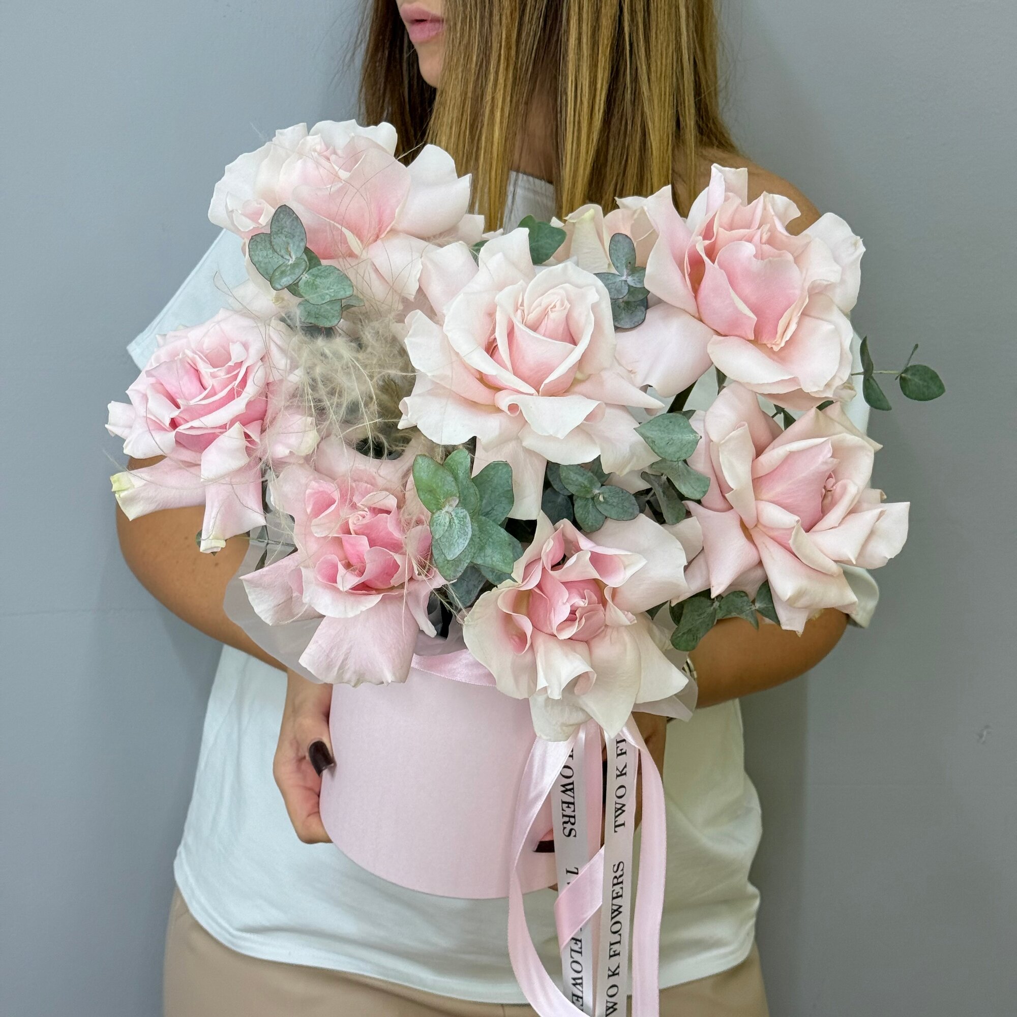 Композиция Two K Flowers "Розовые розы и эвкалипт", роза, розовый, в коробке