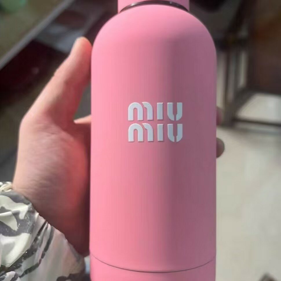 Стильная термобутылка для воды Miu, с вакуумной изоляцией, доступна в различных мягких и ярких цветах.