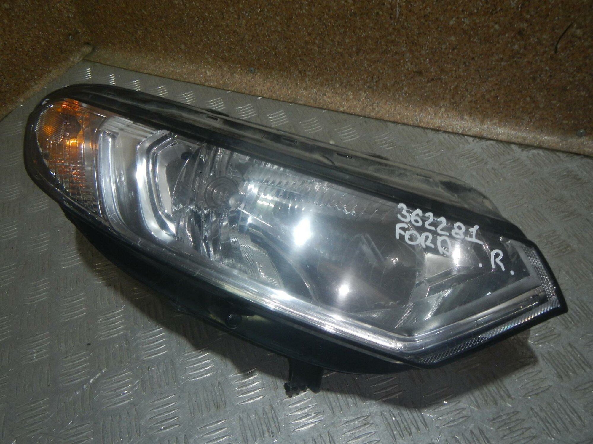 Б/У Фара правая, Ford (Форд)-ECOSPORT (13-) FORD ECOSPORT (13-) Царапины на стекле,сломано крепление. 362281 FORD арт. 9...