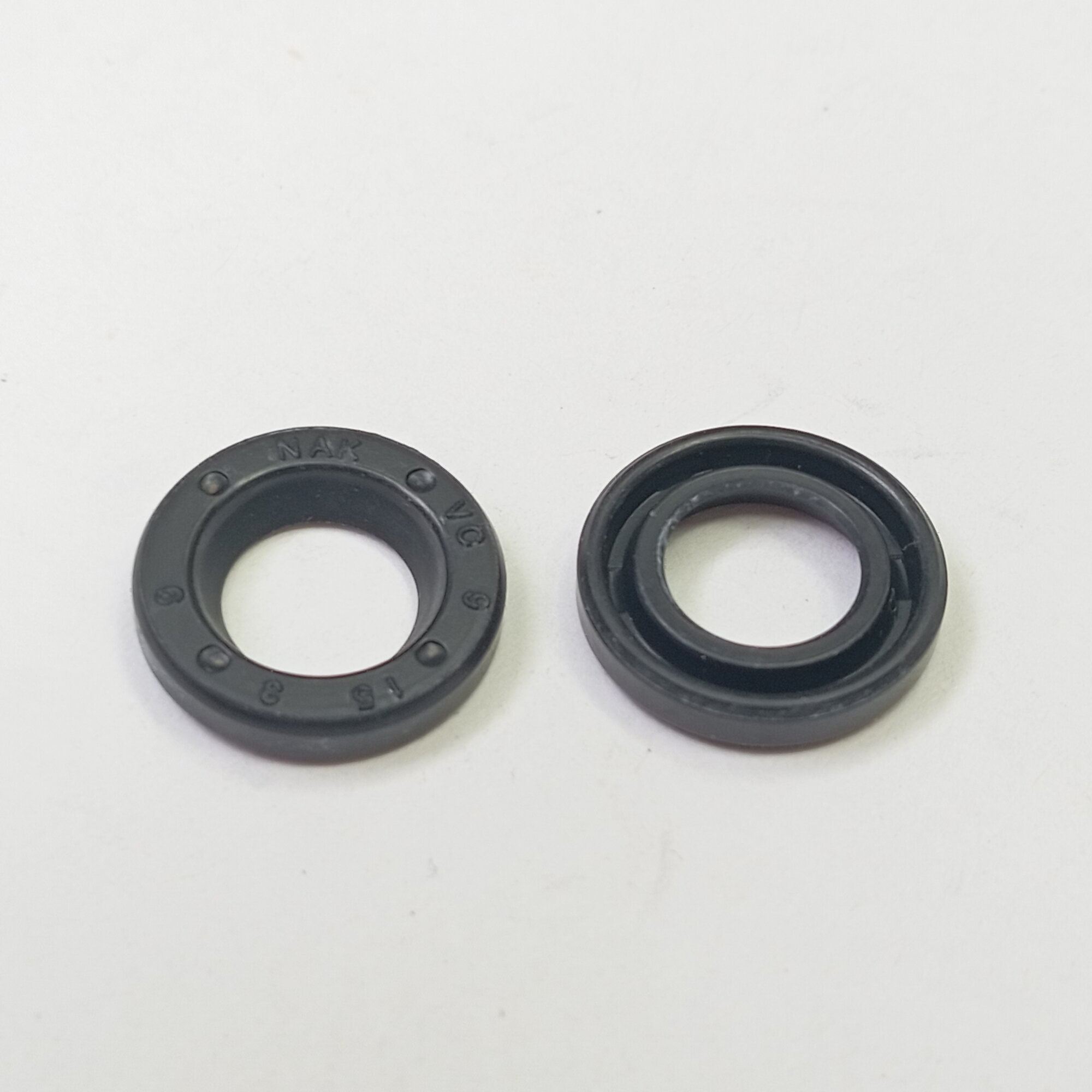 Сальник 9x15x3 VC NBR-70-K-01B/C NAK маслобензостойкий (манжета армированная)