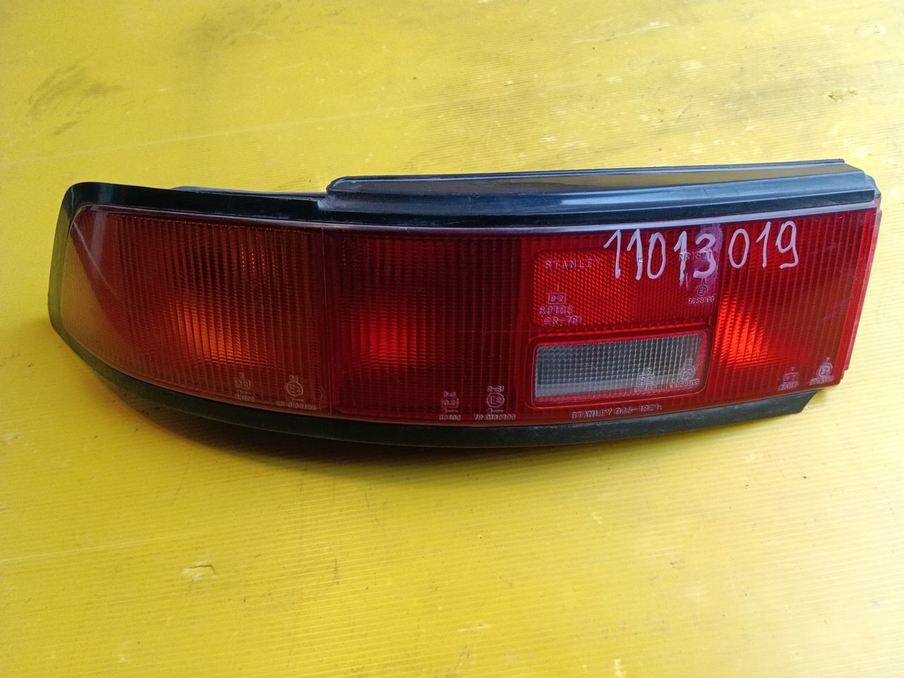 Mazda 323 BG Фонарь задний левый