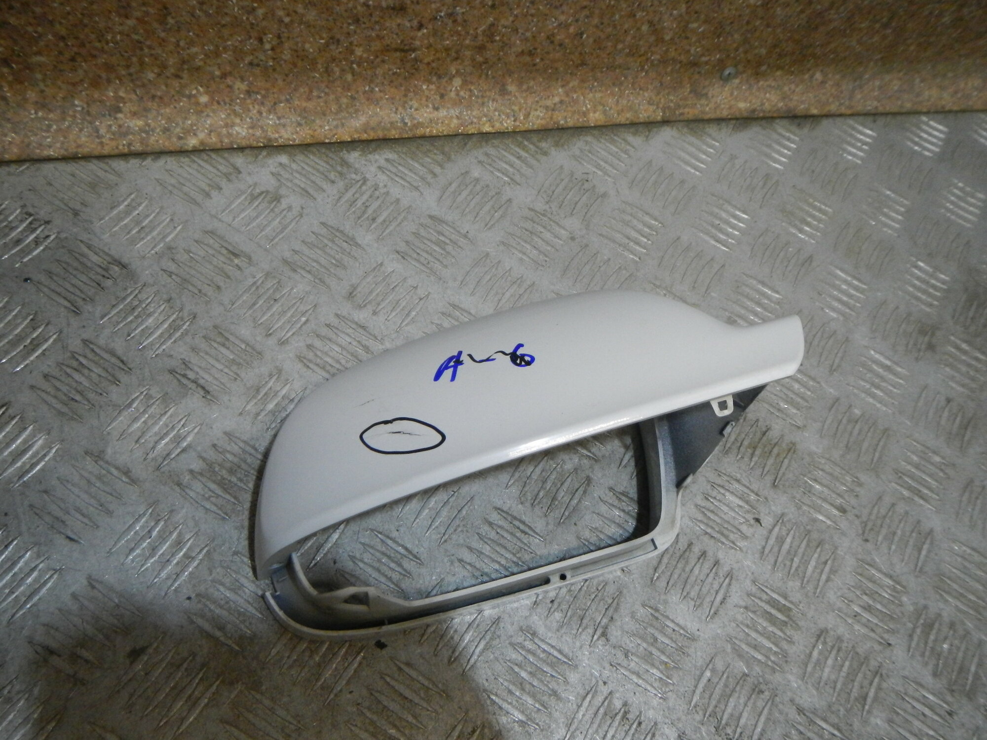 Б/У Крышка зеркала правая, Audi (Ауди)-A4 (B8) (07-15) AUDI A4 (B8) (07-15) Трещина 5см. 518716 VAG арт. 8F0857528GRU