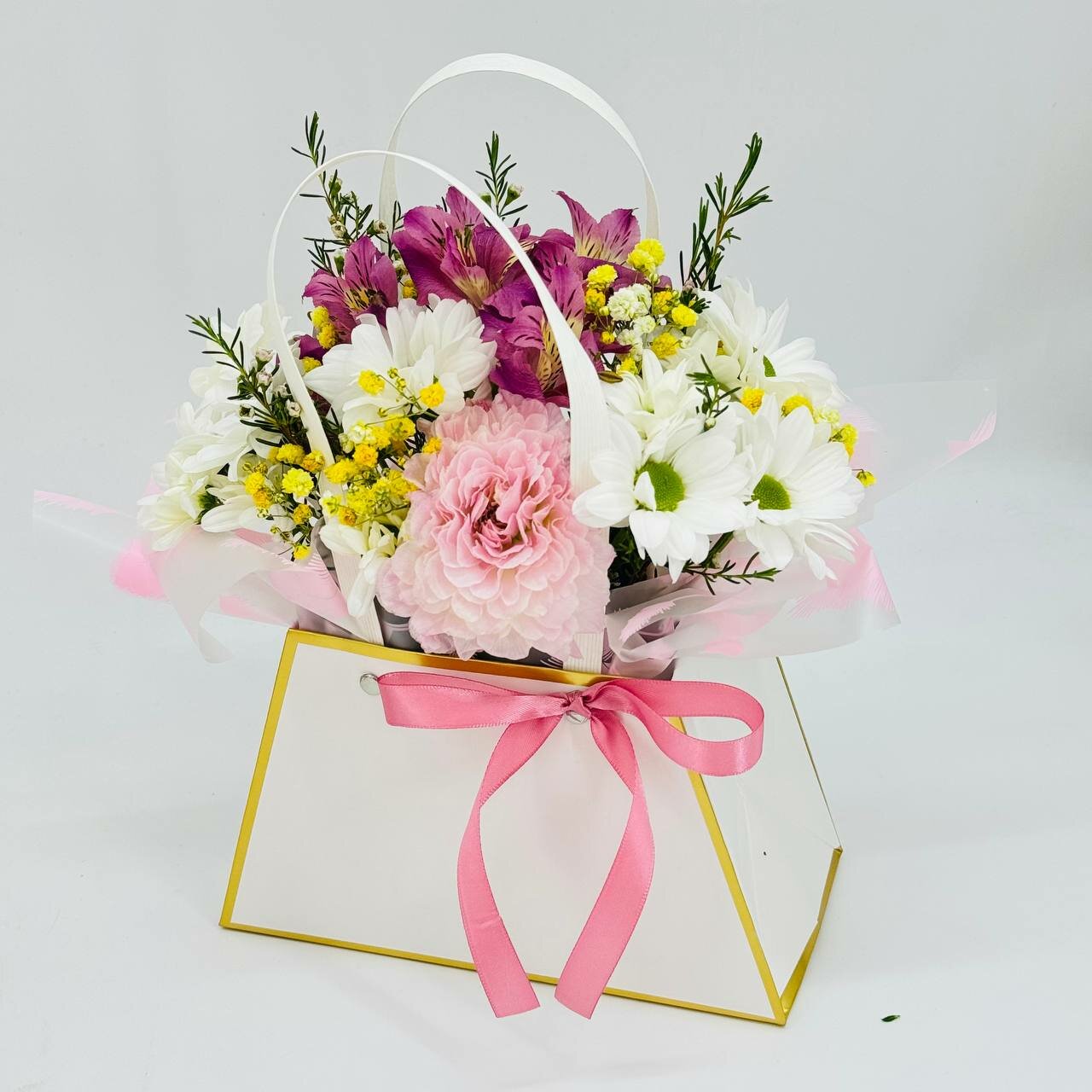 Букет в сумочке для учителя на выпускной. Альстромерия, ранункулюс, хризантема, хамелациум, гипсофила
