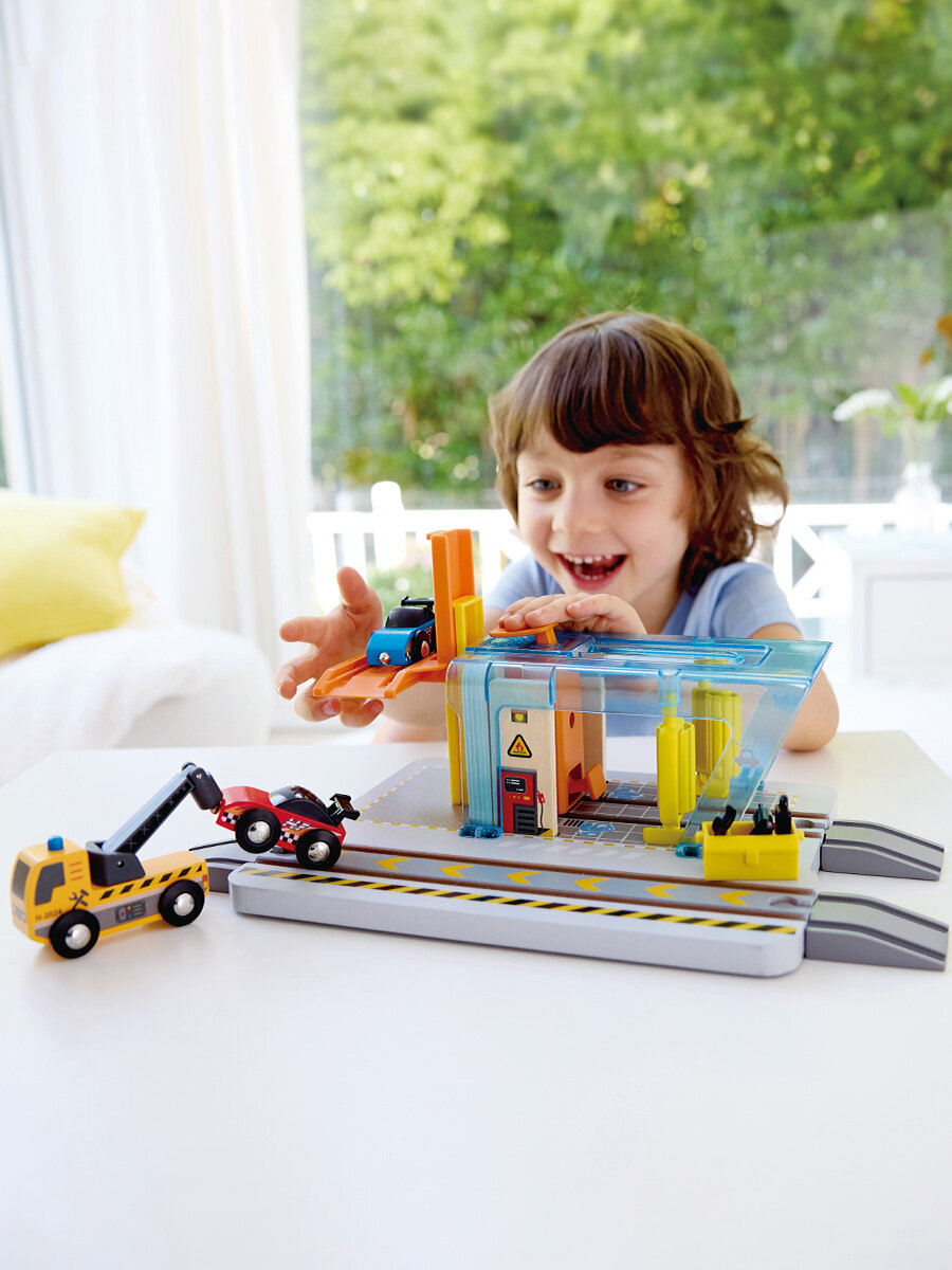 Игровой набор Hape "Железная дорога" Автомойка, 11 элементов E3879_HP
