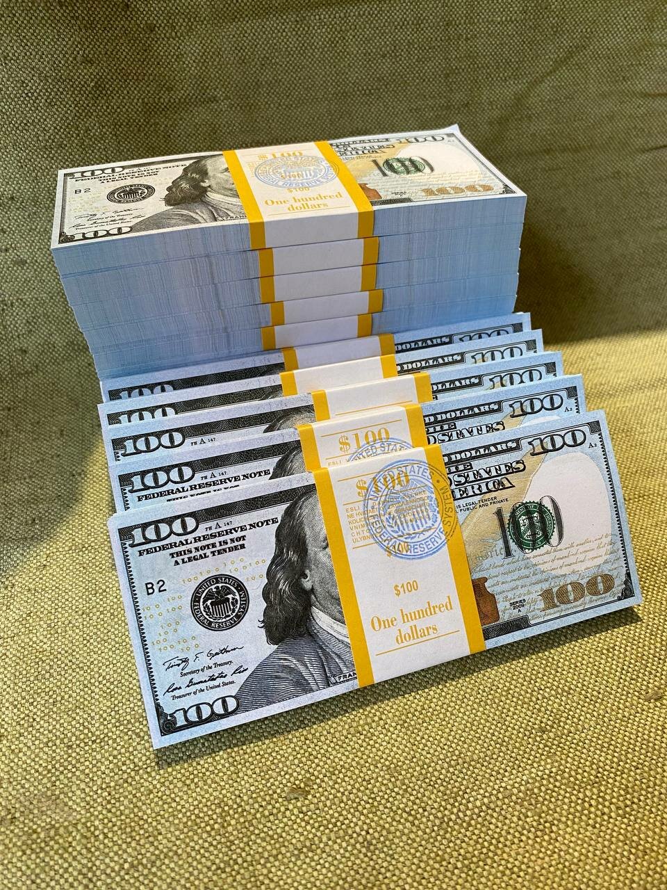 150 тысяч бутафорских долларов нового образца (15 пачек номиналом 100 дол нов образца)