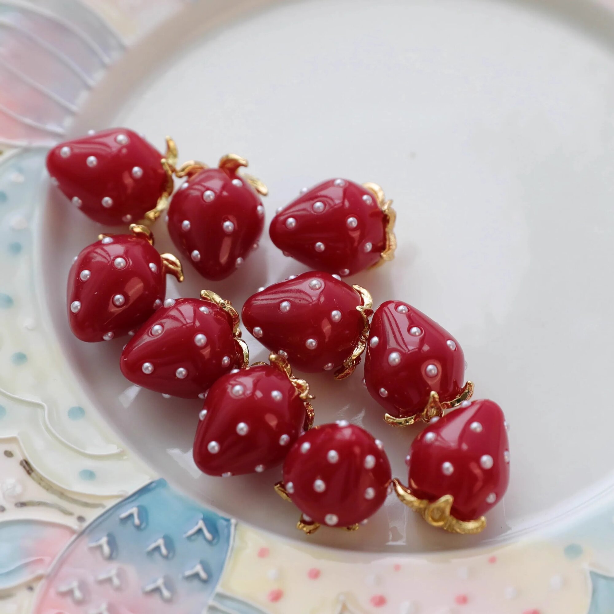 Акриловые подвески "Маленькая клубника в горошек" Бордовый, 12-18x22mm 1pc