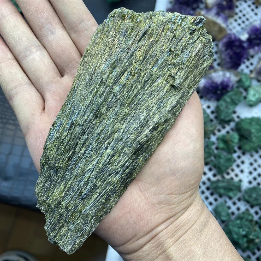 Натуральный камень с зеленым турмалином, необработанный минеральный образец, лечебные драгоценные камни, декор для учебной комнаты, собирать кристаллы рейки, камни для камней 1 шт.