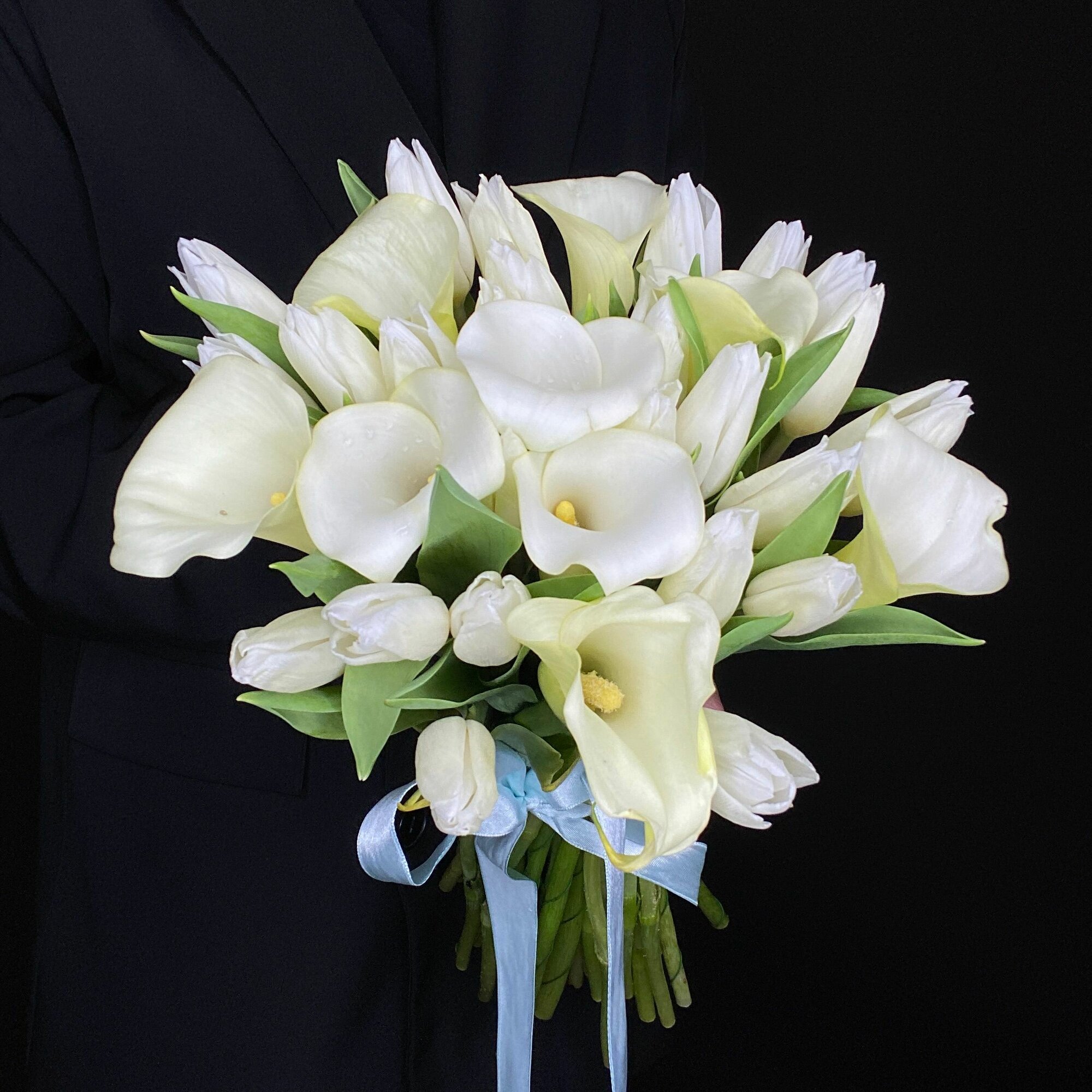 Тюльпаны с каллами (каллы 10 шт, тюльпаны 25 шт), высота букета 40 см