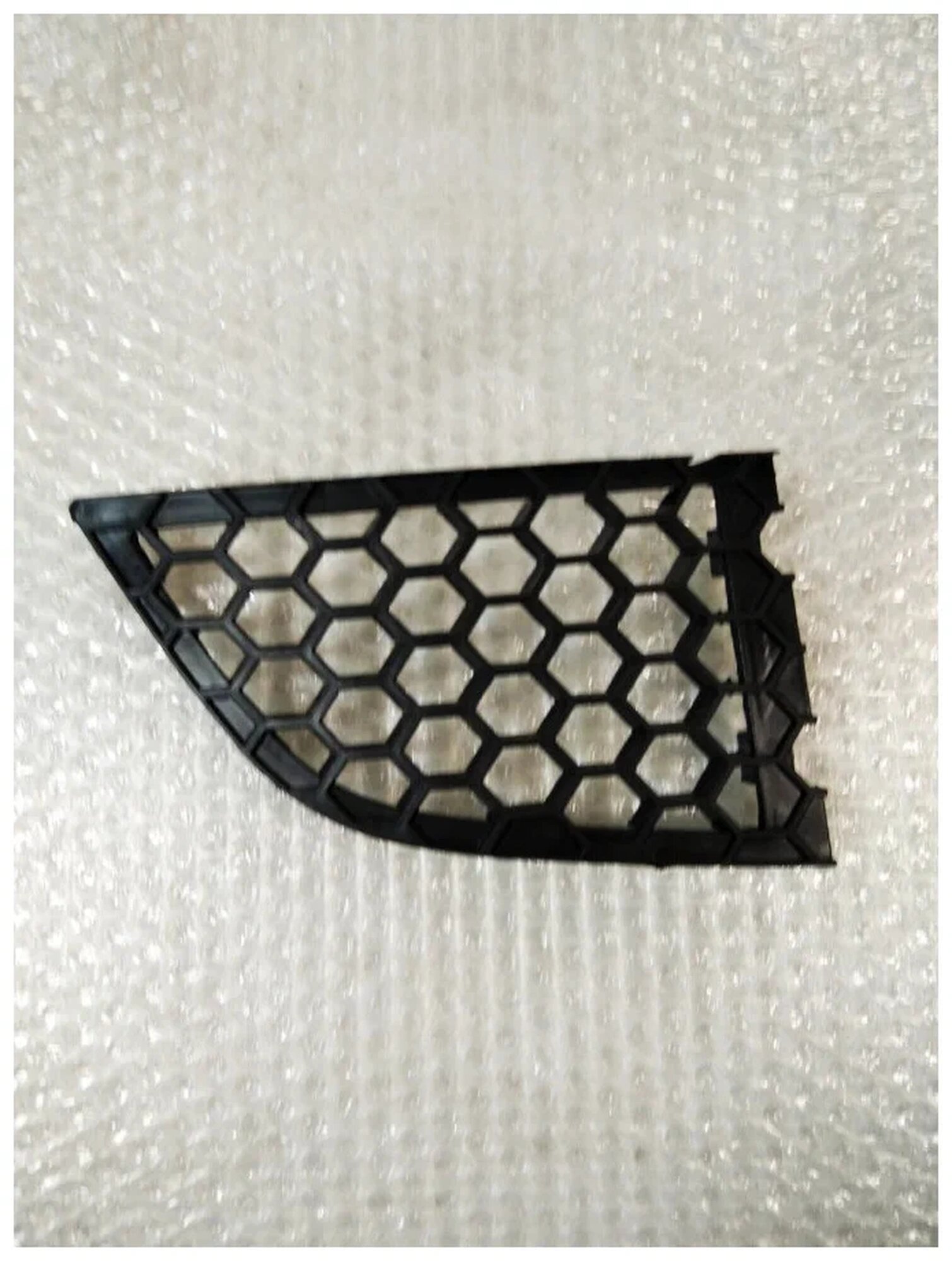 Решетка бампера CHERY A132803536, для Chery Bonus, правая, 1000 г