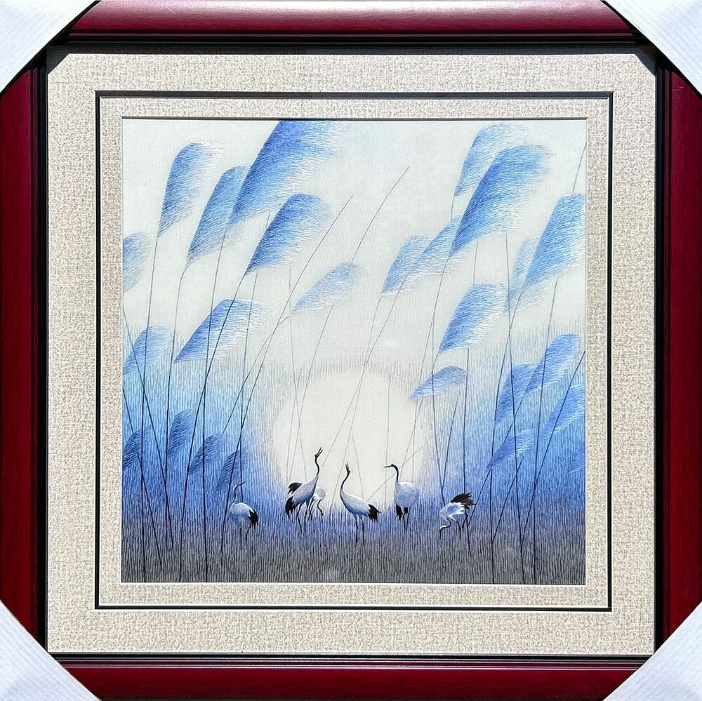 Картина ручной вышивки шёлком <Журавли среди тростника> в деревянной раме
