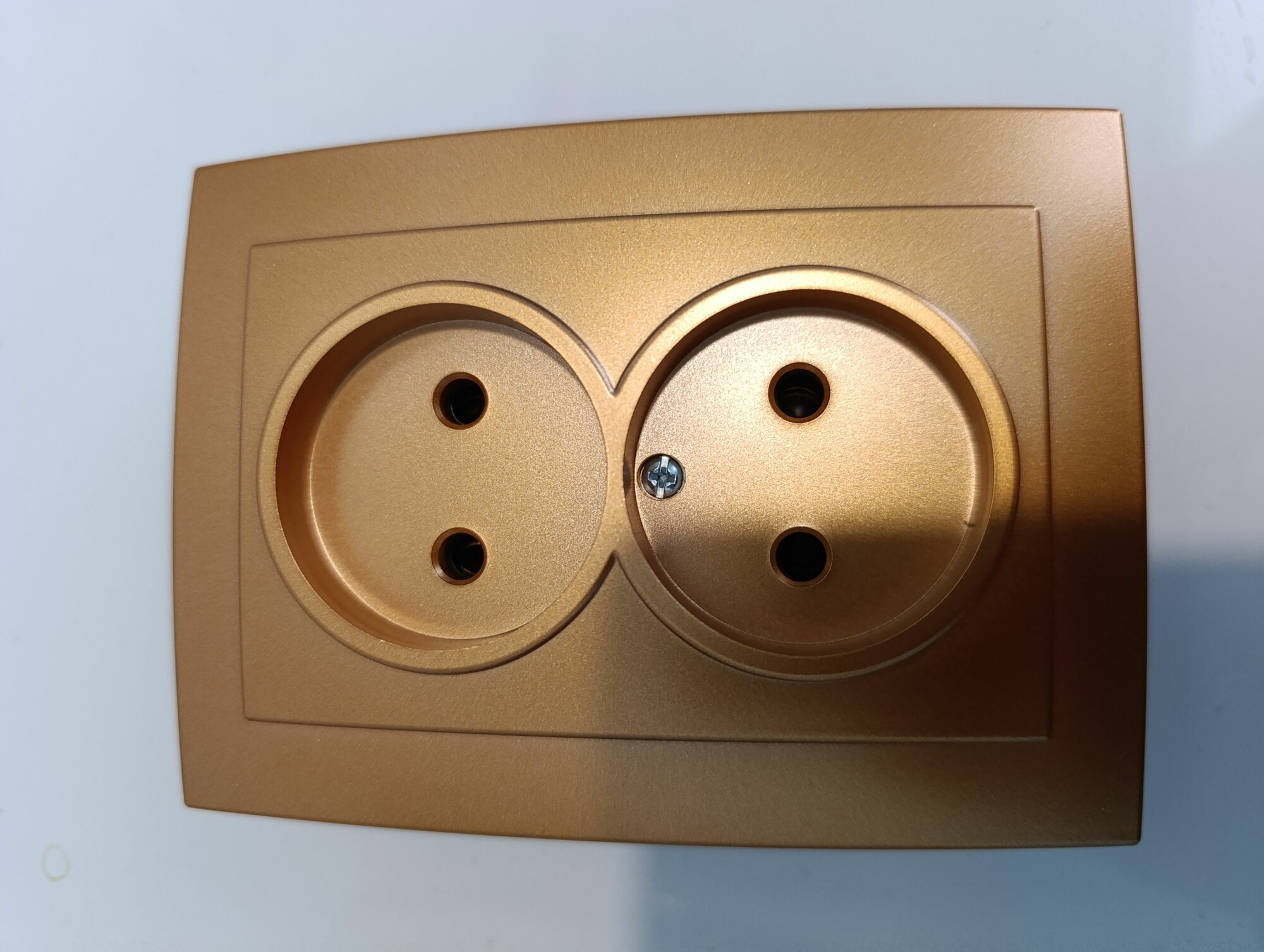 Розетка NILSON внутренняя двойная. под (червонное золото)