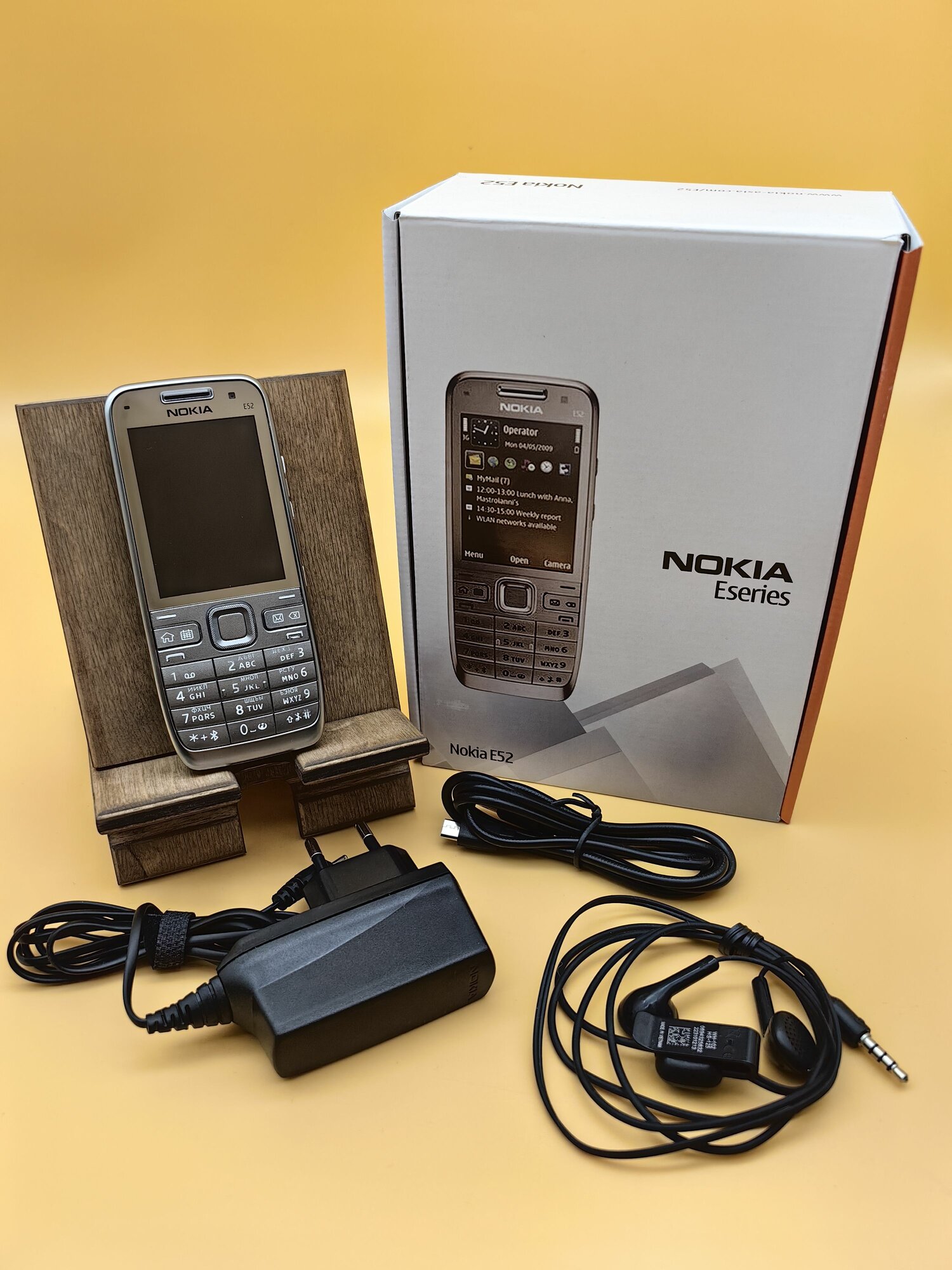 Мобильный раритетный кнопочный телефон Nokia E52, Серебряный