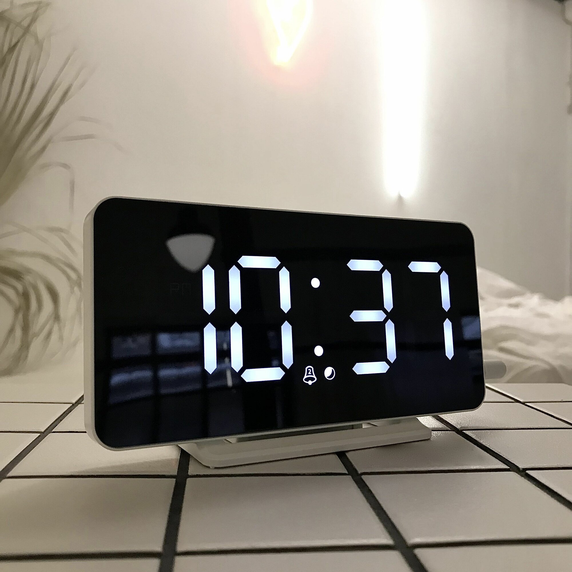 Часы настольные электронные на батарейках с будильником для интерьера комнаты школы работы для дома