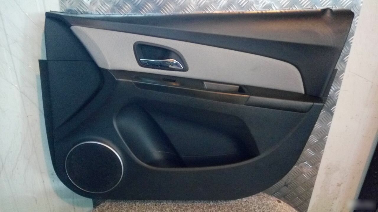 Обшивка передней задней двери Шевроле Круз 95184279