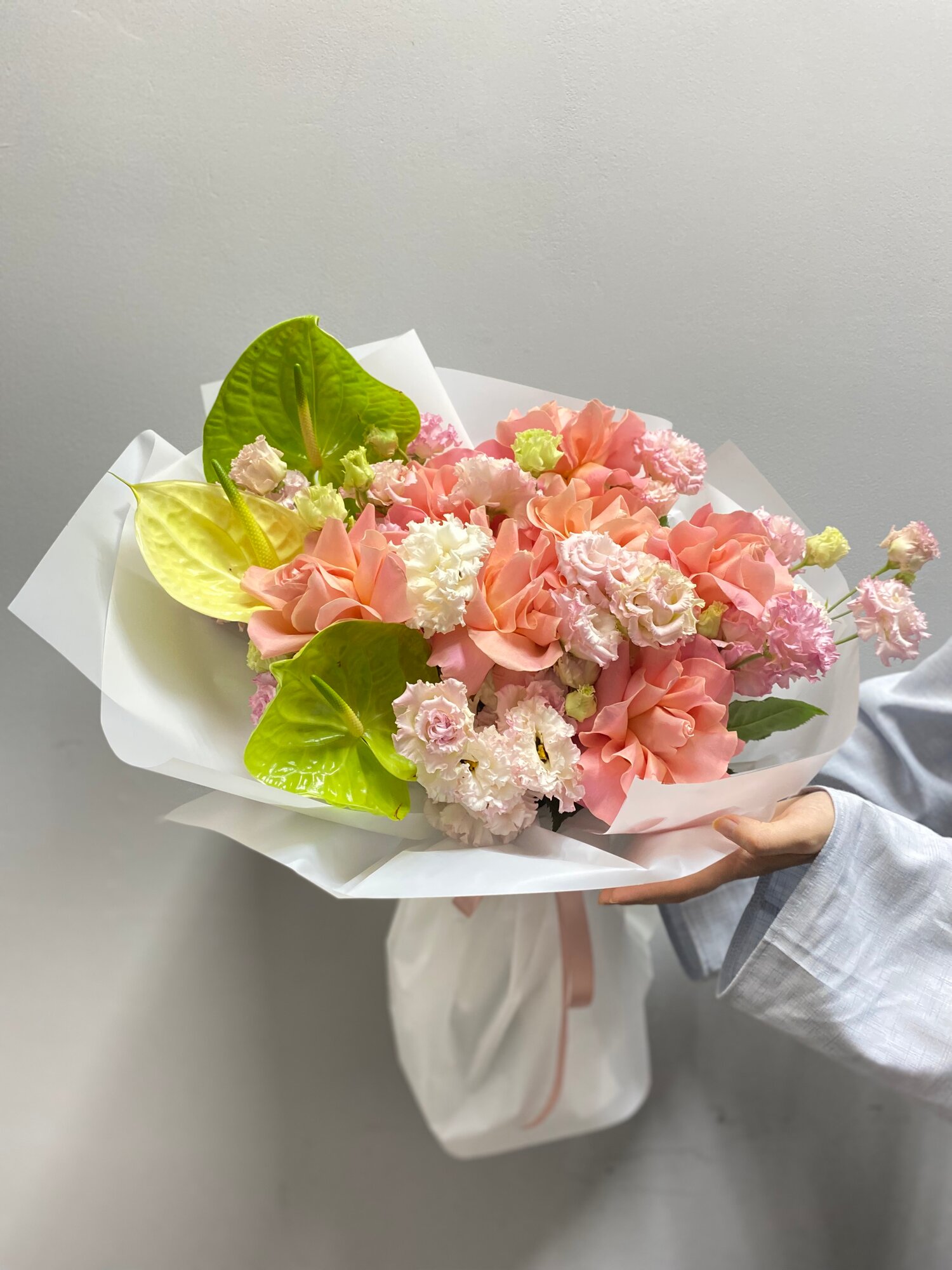 Букет живых цветов NURA FLOWERS, французские розы, эустомы и антуриума, сборный, цвет розовый, доставка по Москве