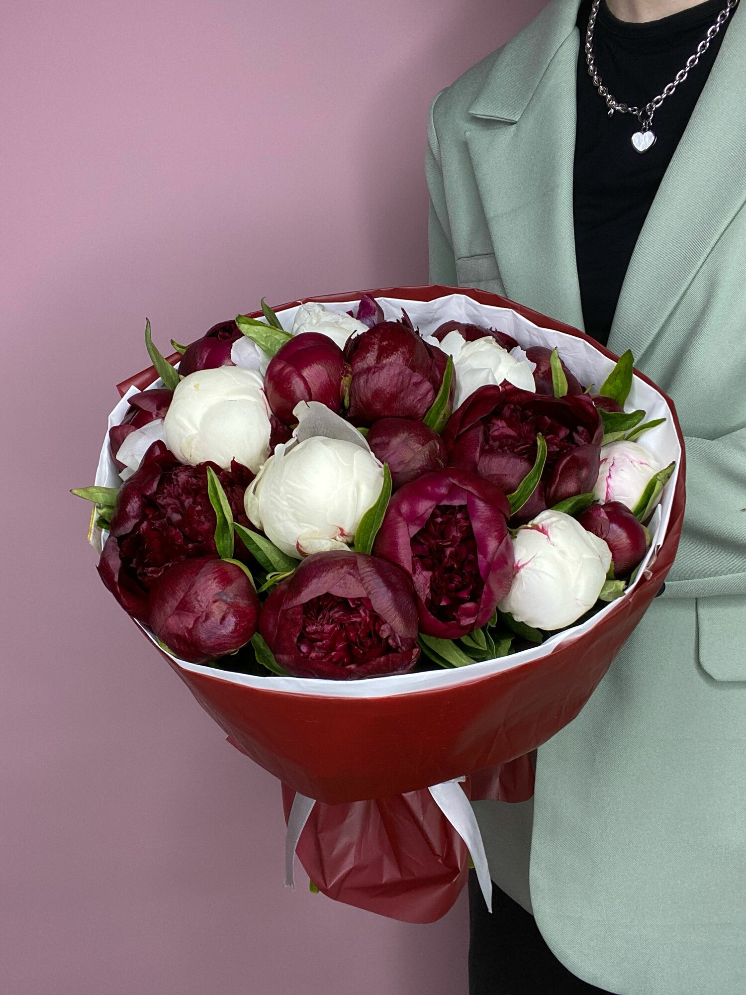 Бордовые пионы