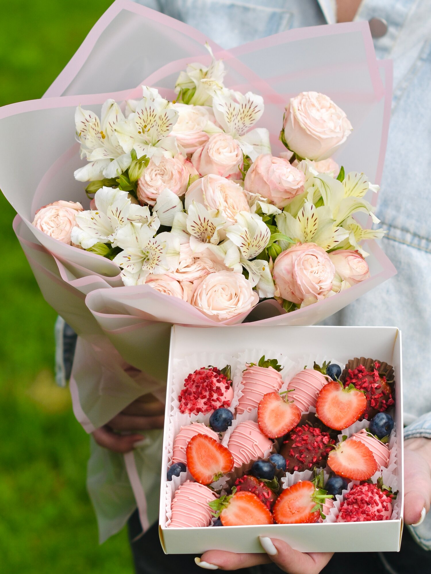 Букет из кустовых роз 5 шт "Облачко" и клубника в шоколаде 9 -12 шт, подарок девушке