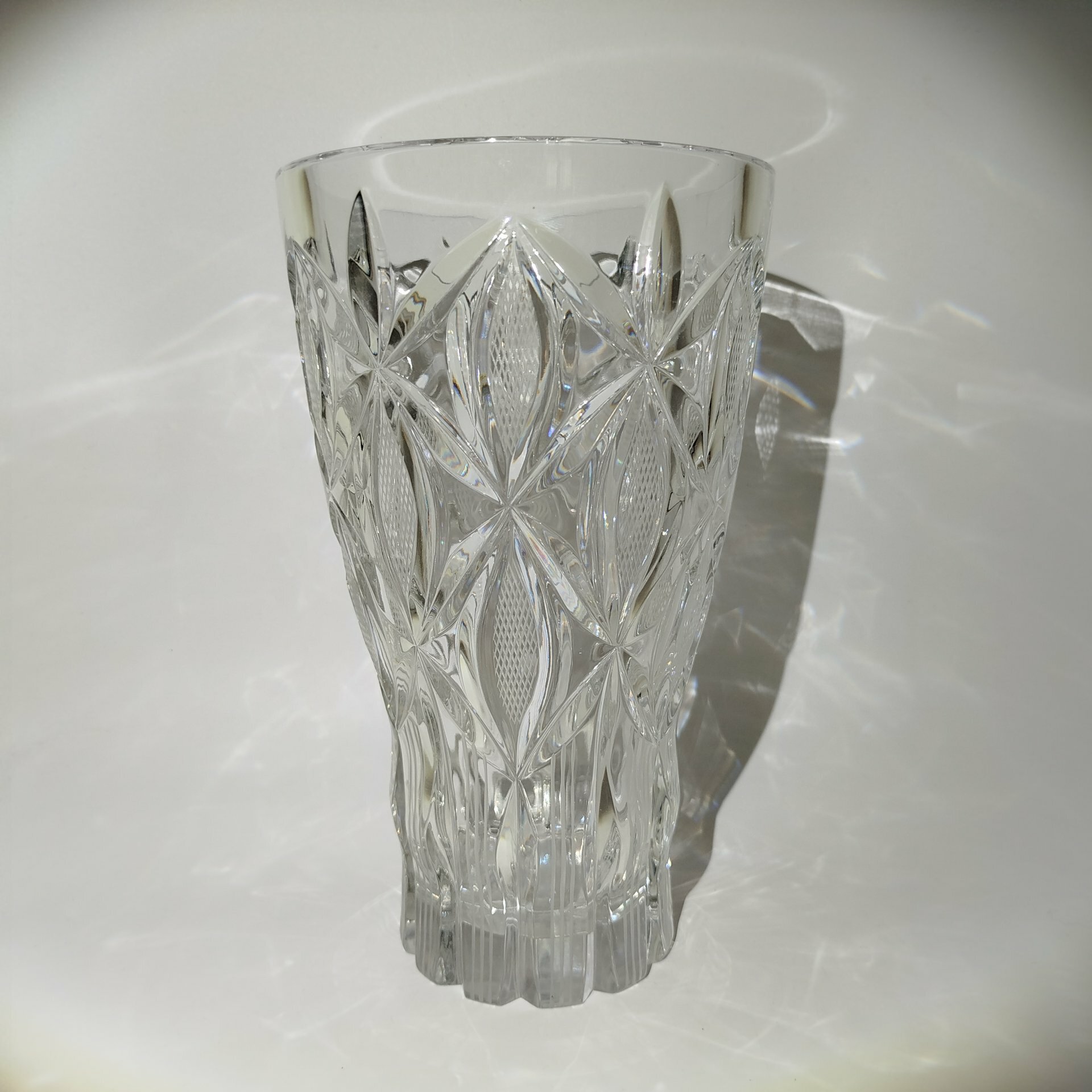 Ваза для цветов, украшенная декором в виде лепестков, хрусталь