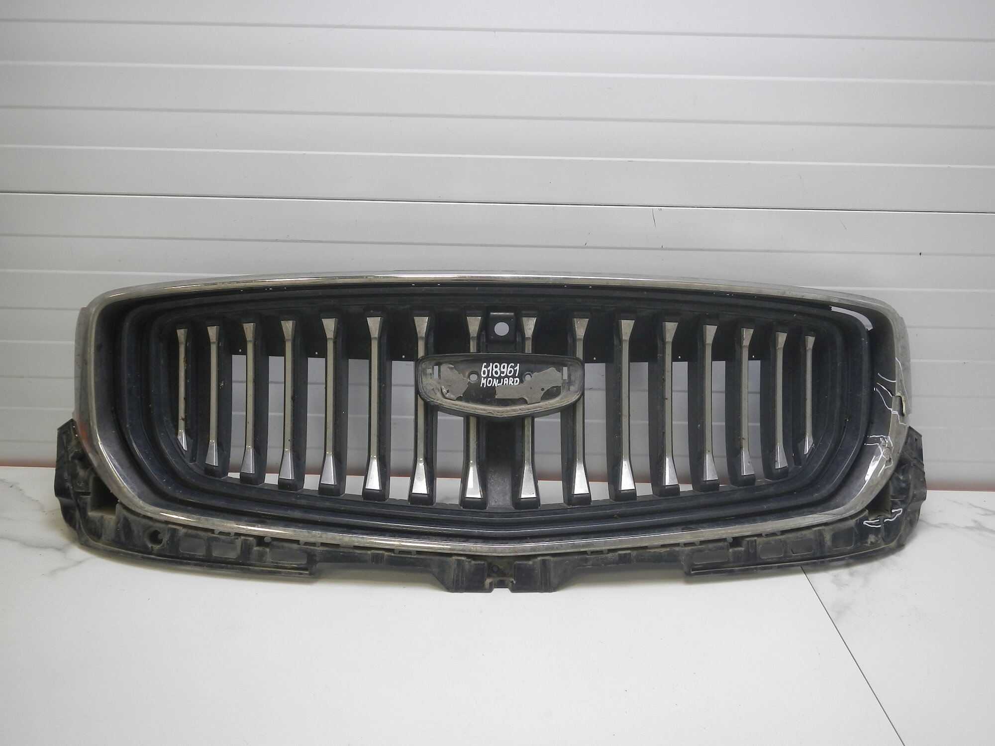 Б/У Решетка радиатора, Geely (Джили)-MONJARO (21-) GEELY MONJARO (21-) Трещины, поврежден хром, сломаны 2 крепления. 618...