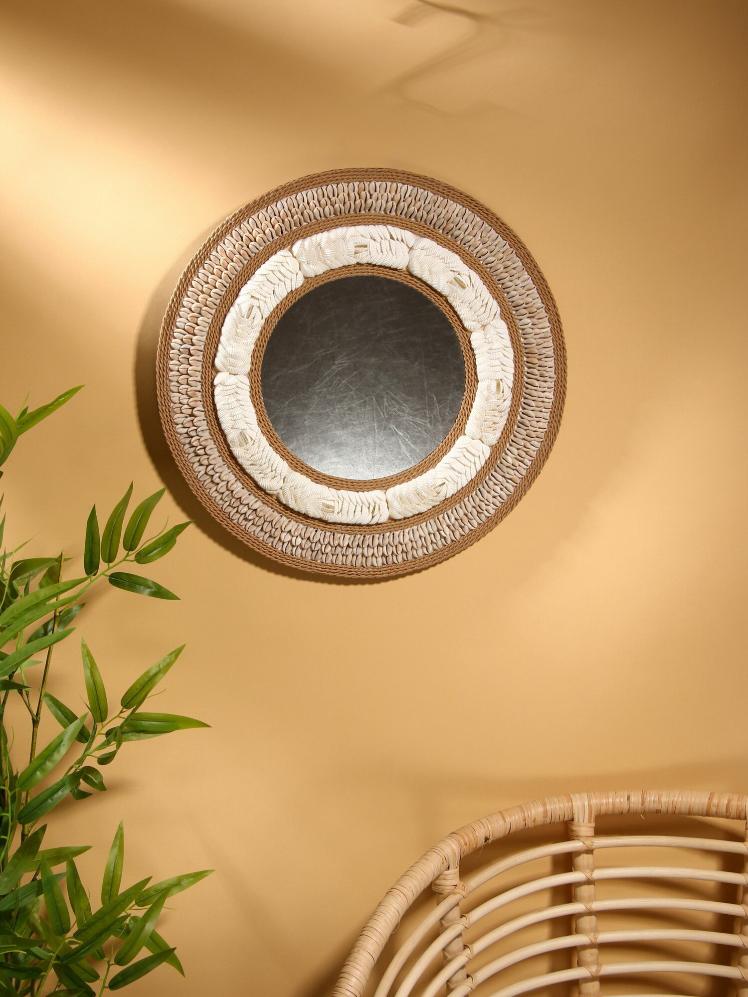 Зеркало настенное, 50 см, декорировано ракушкой, форма: круглая