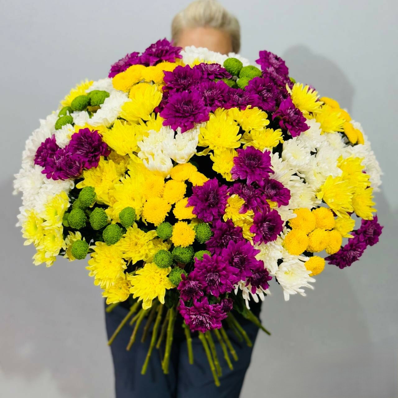Большой букет из 39 разноцветных хризантем балтика. Цветы хризантемы