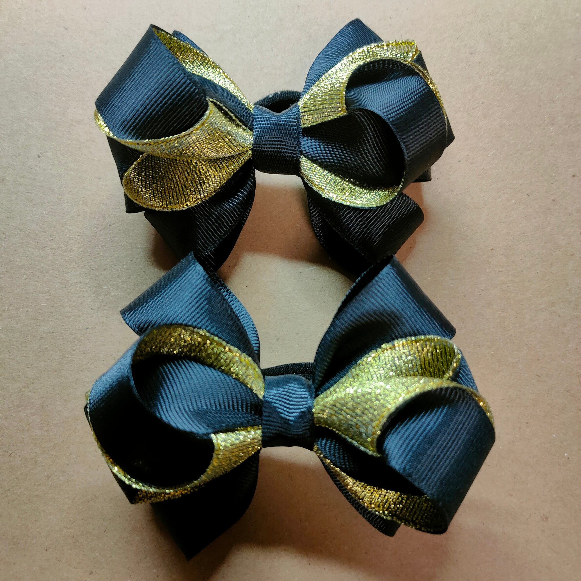 Бантики для девочек золото с черным в школу и детский сад, на резинке, набор из 2 бантов 8 см