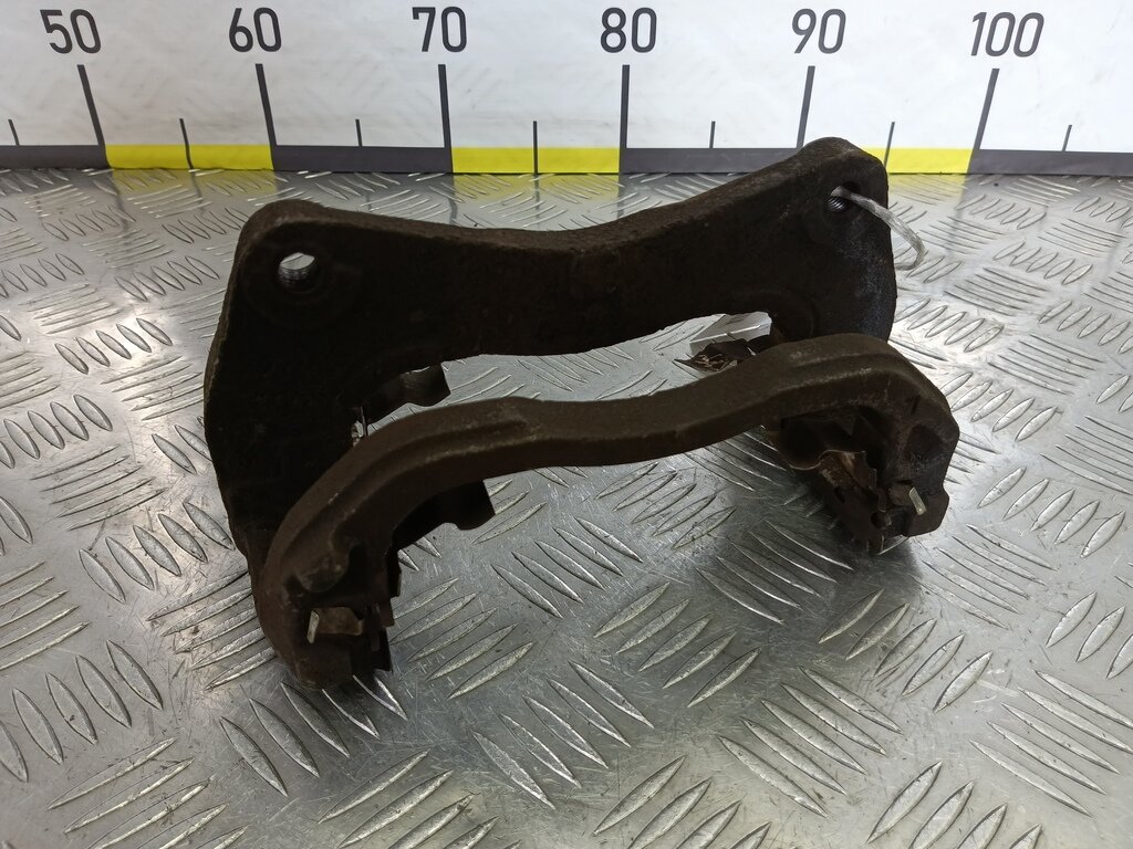 Скоба суппорта передняя Б/У для SUBARU Tribeca WX (2004—2007) 26225AG070