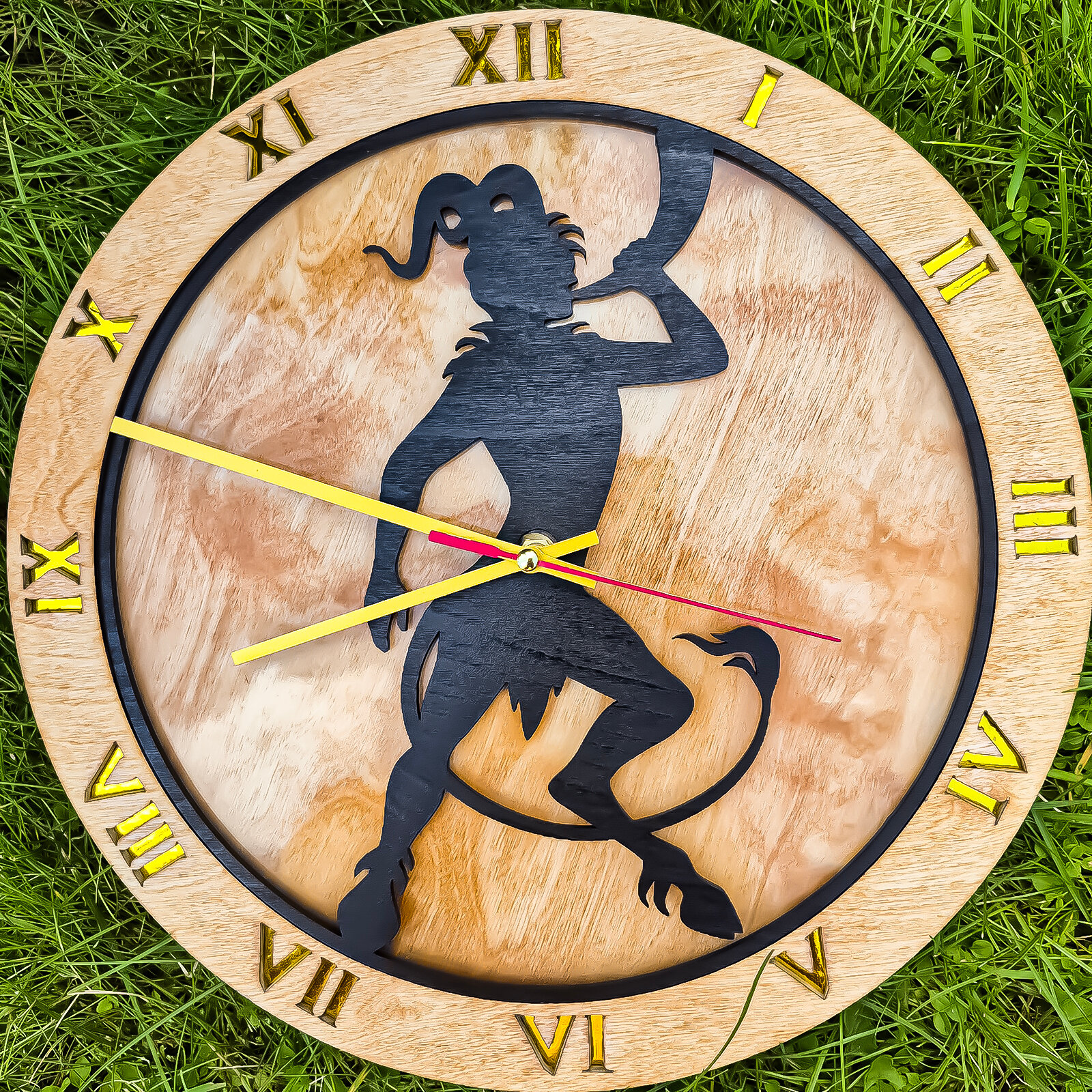 Часы настенные диаметром 30 см, дерево эпоксидная смола, ручная работа.