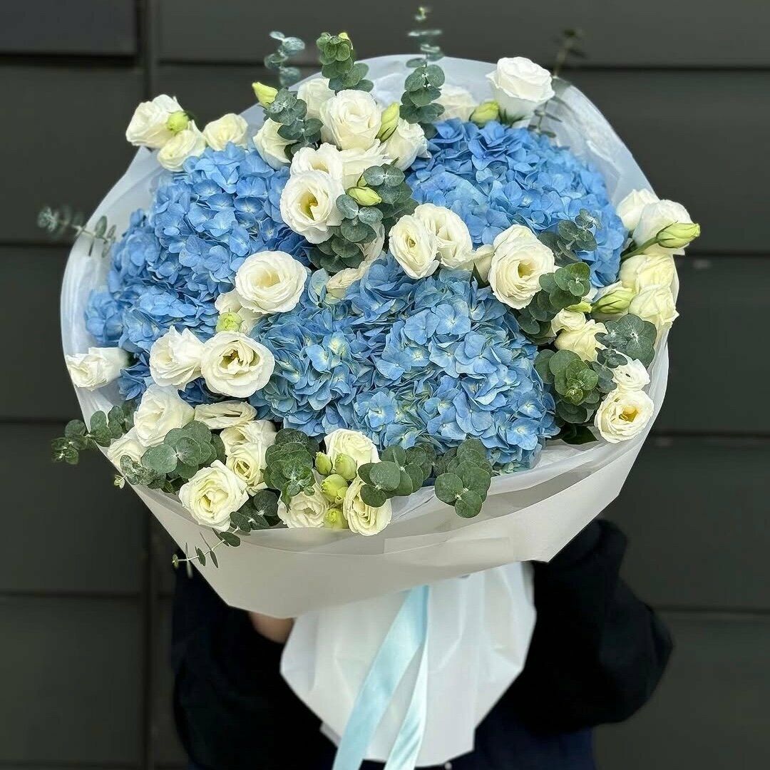Букет из голубых гортензий, белой эустомы и эвкалипта, красивый букет цветов, шикарный, премиум цветы, премиум букет