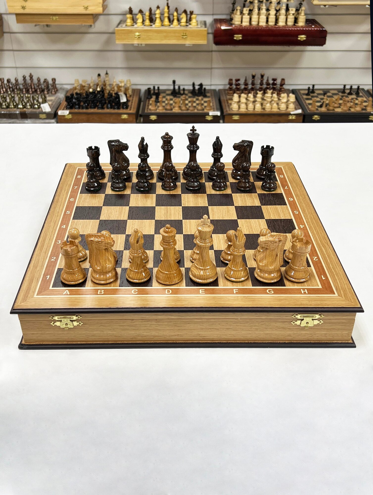 Шахматы подарочные ручной работы деревянные из дуба Суприм глянцевые в ларце большие