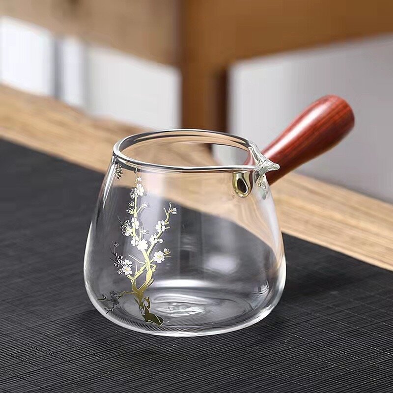 Чахай, сливник для чая, стеклянный "Цветущая слива" с боковой деревянной ручкой, 465мл.