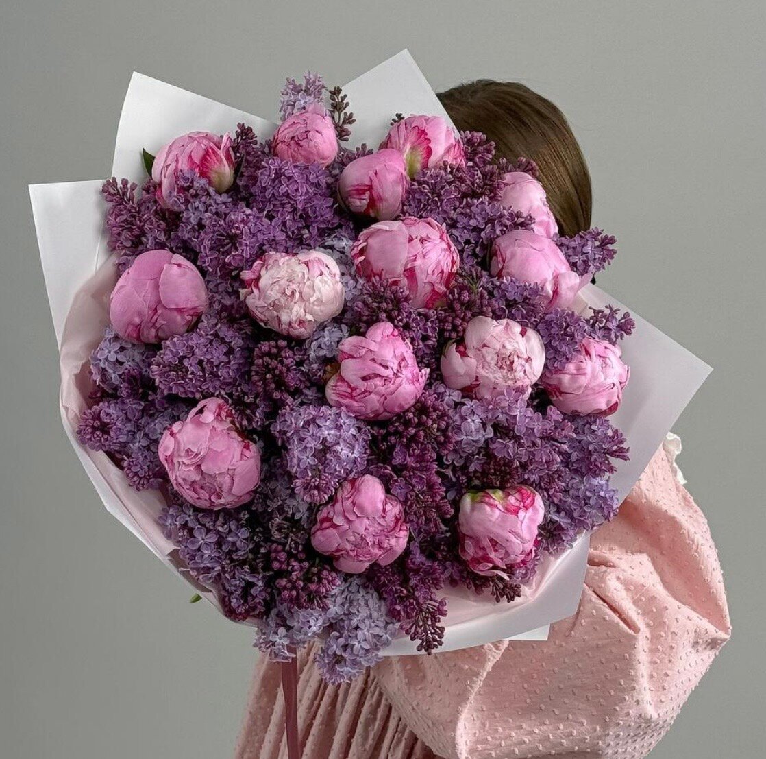 Букет розовые пионы Сара Бернар и голландская фиолетовая сирень