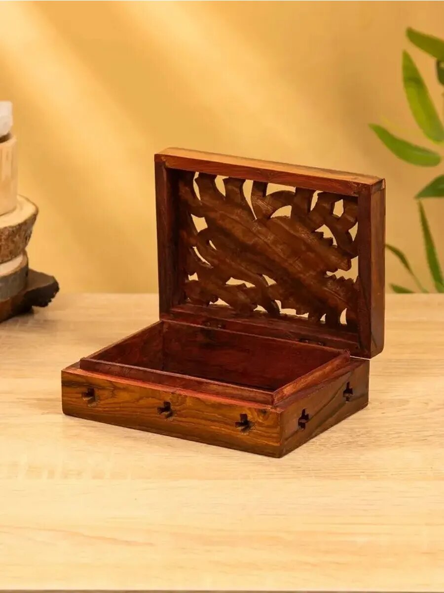 Изящная деревянная шкатулка для хранения