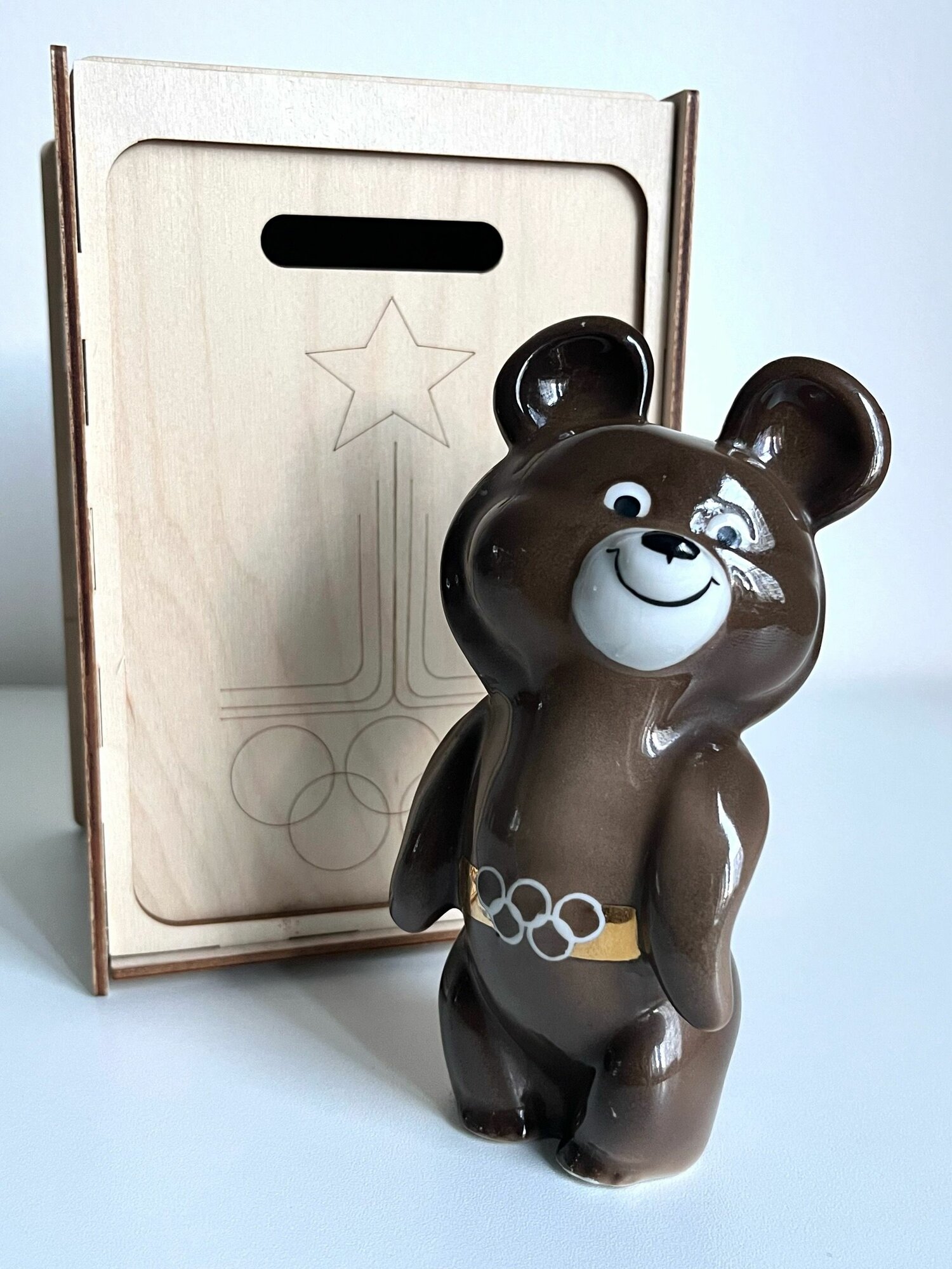 Статуэтка "Олимпийский мишка" Фарфор. Дулево. СССР. Клеймо. В подарочной коробке. Высота: 14 см.