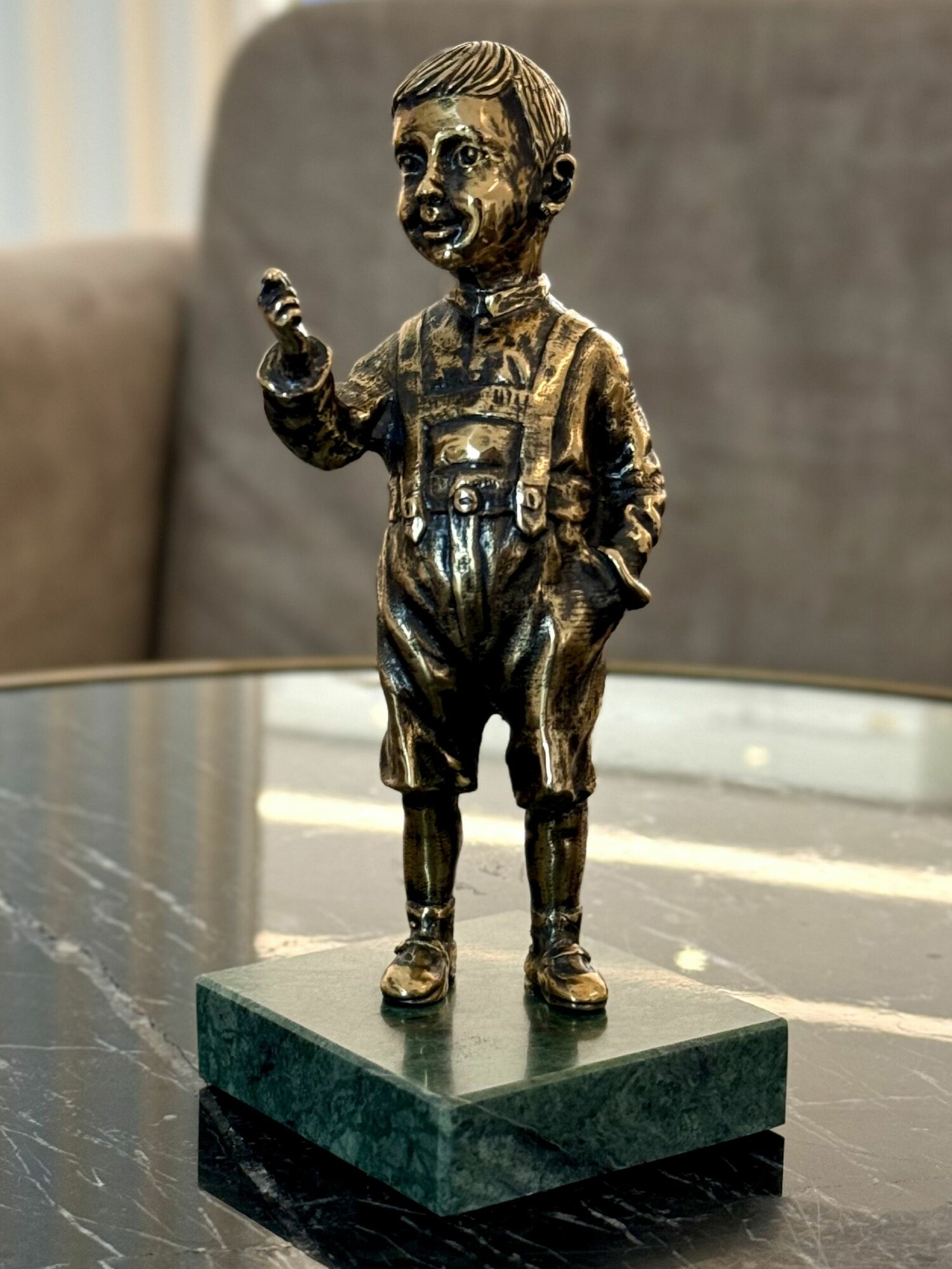 Статуэтка Мальчик с дулей на камне, для интерьера и декора, сувенир фигура бронзовое литье