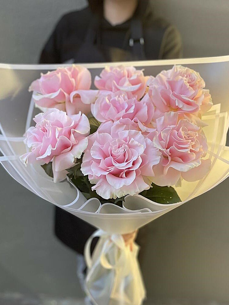 Монобукет живых цветов "Pink Mondial", роза пионовидная, 7 цветов, высота 65 см, бежевые