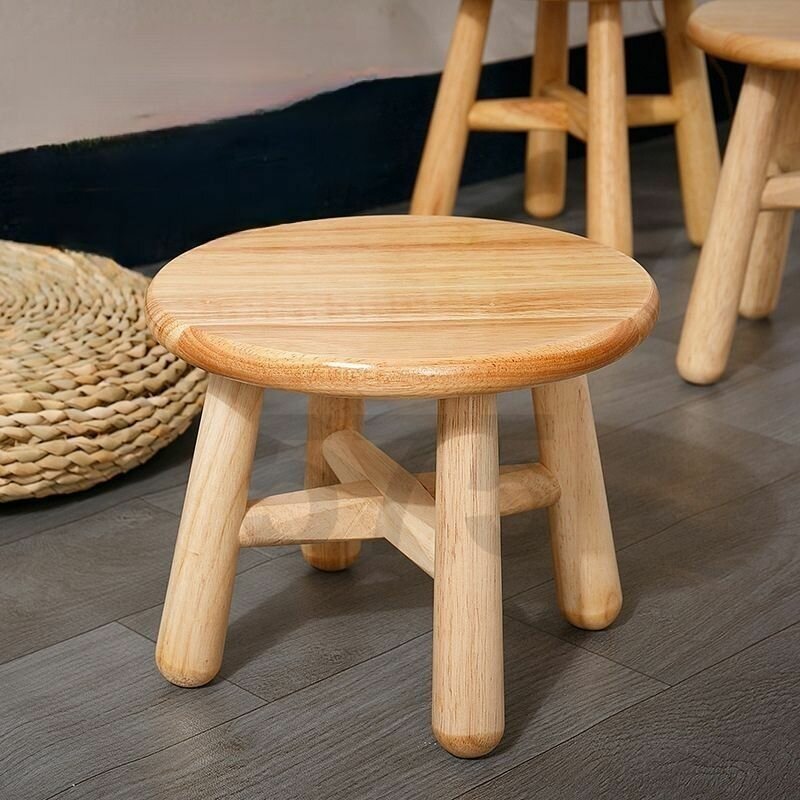 Бытовой стул из цельного дерева