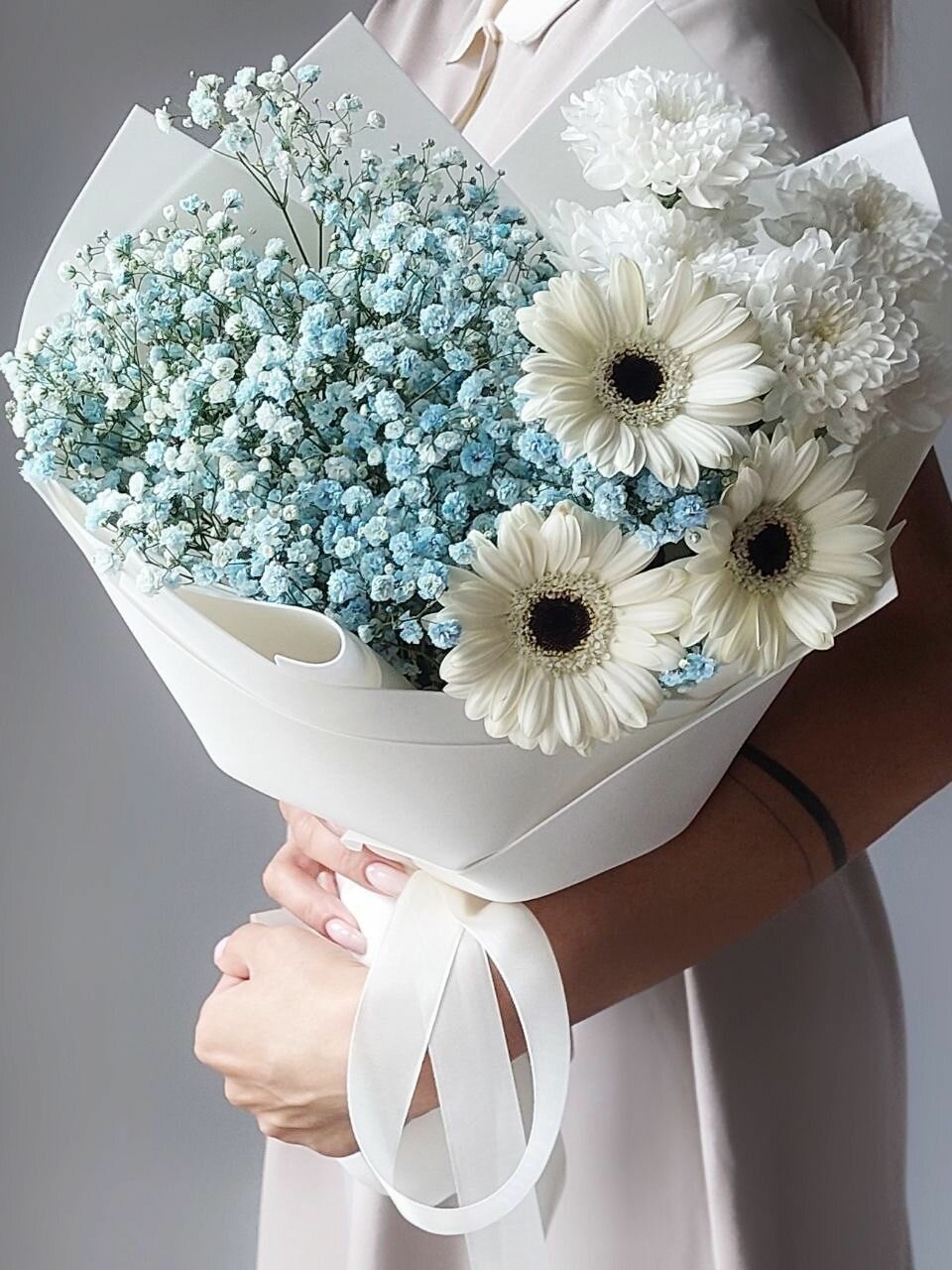 Цветы живые букет из белой хризантемы, герберы и гипсофилы "Тихий бриз" Flor2u