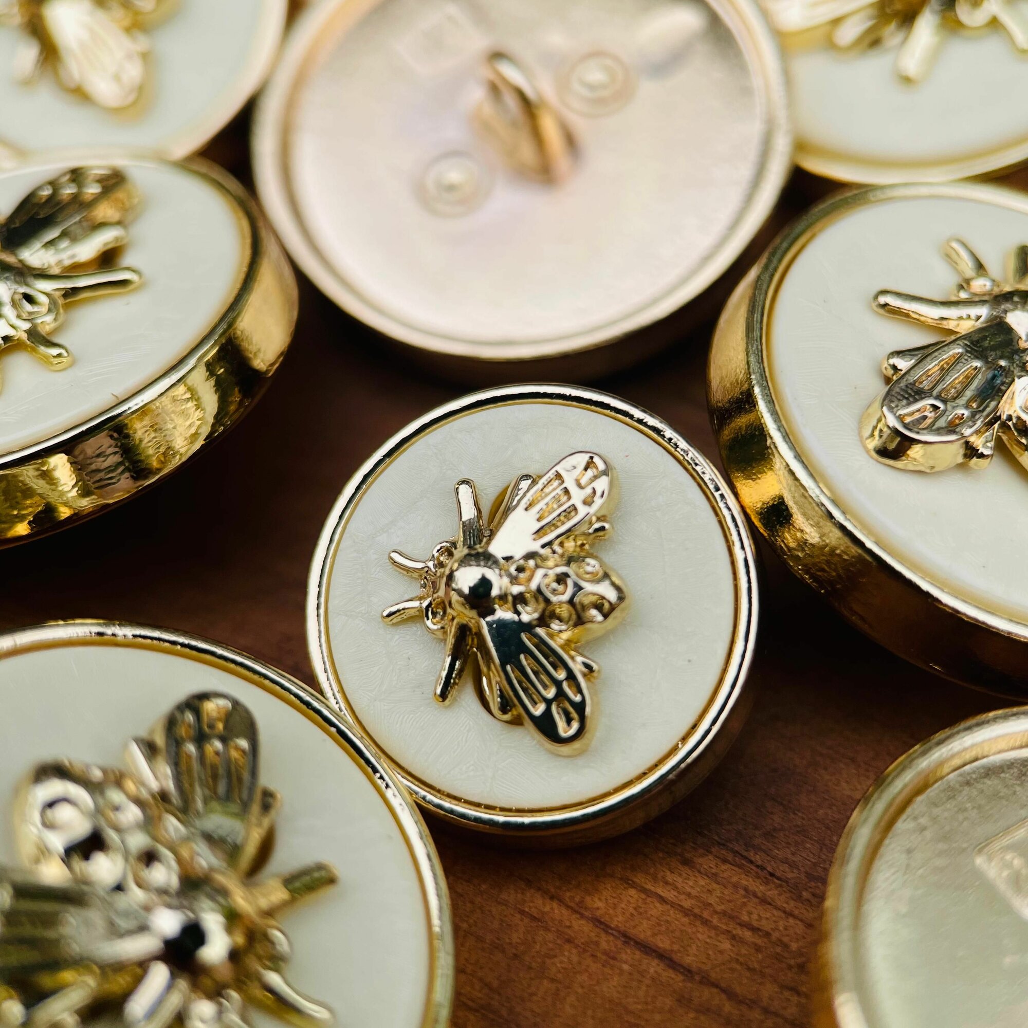 Роскошные декоративные металлические пуговицы Gucci Bee на ножке для шитья свитера, куртки, пальто, ветровки, юбки, брюк 18мм, 5 шт. пуговицы декоративные пуговицы на ножке пуговицы металлические пуговицы в форме пчелы